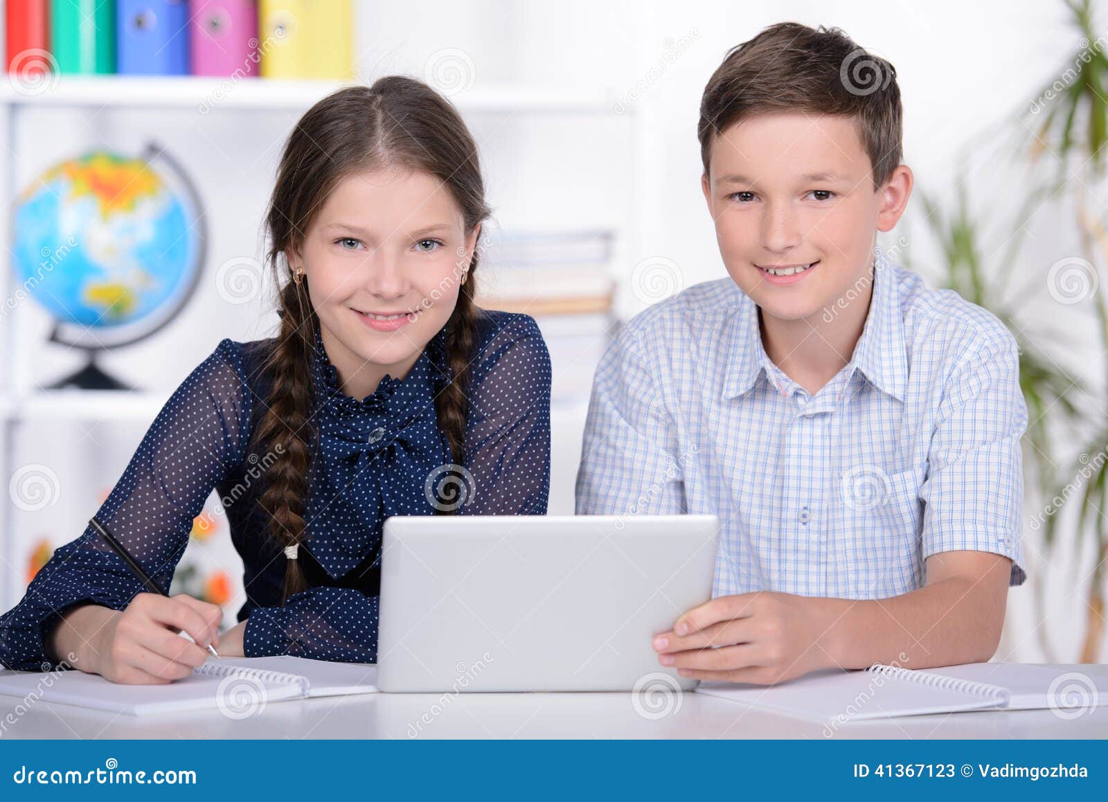 Schulkinder stockbild. Bild von kindheit, grundlegend - 41367123