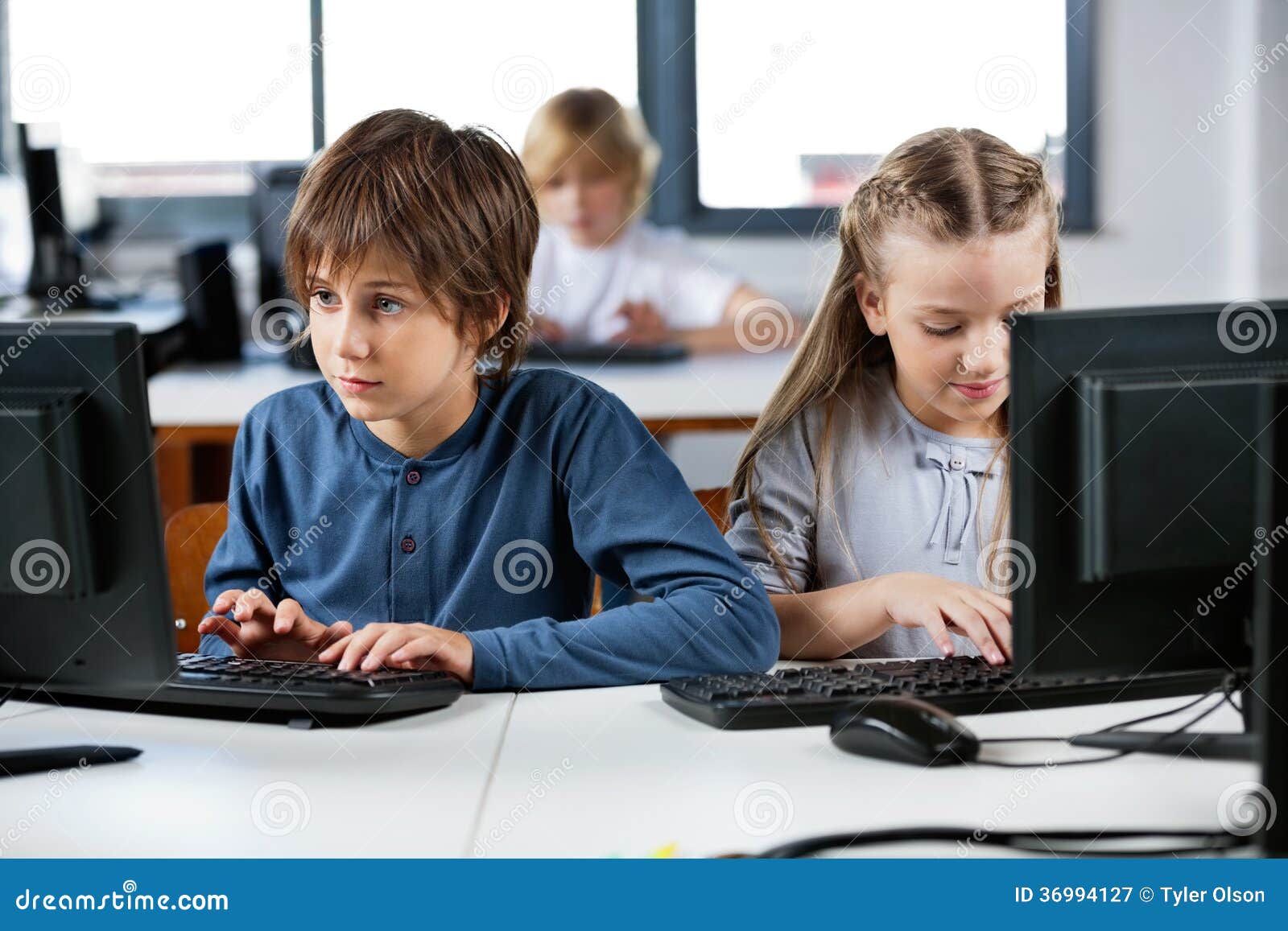 Schulkinder, Die Arbeitsplatzrechner Im Computer-Labor Verwenden ...