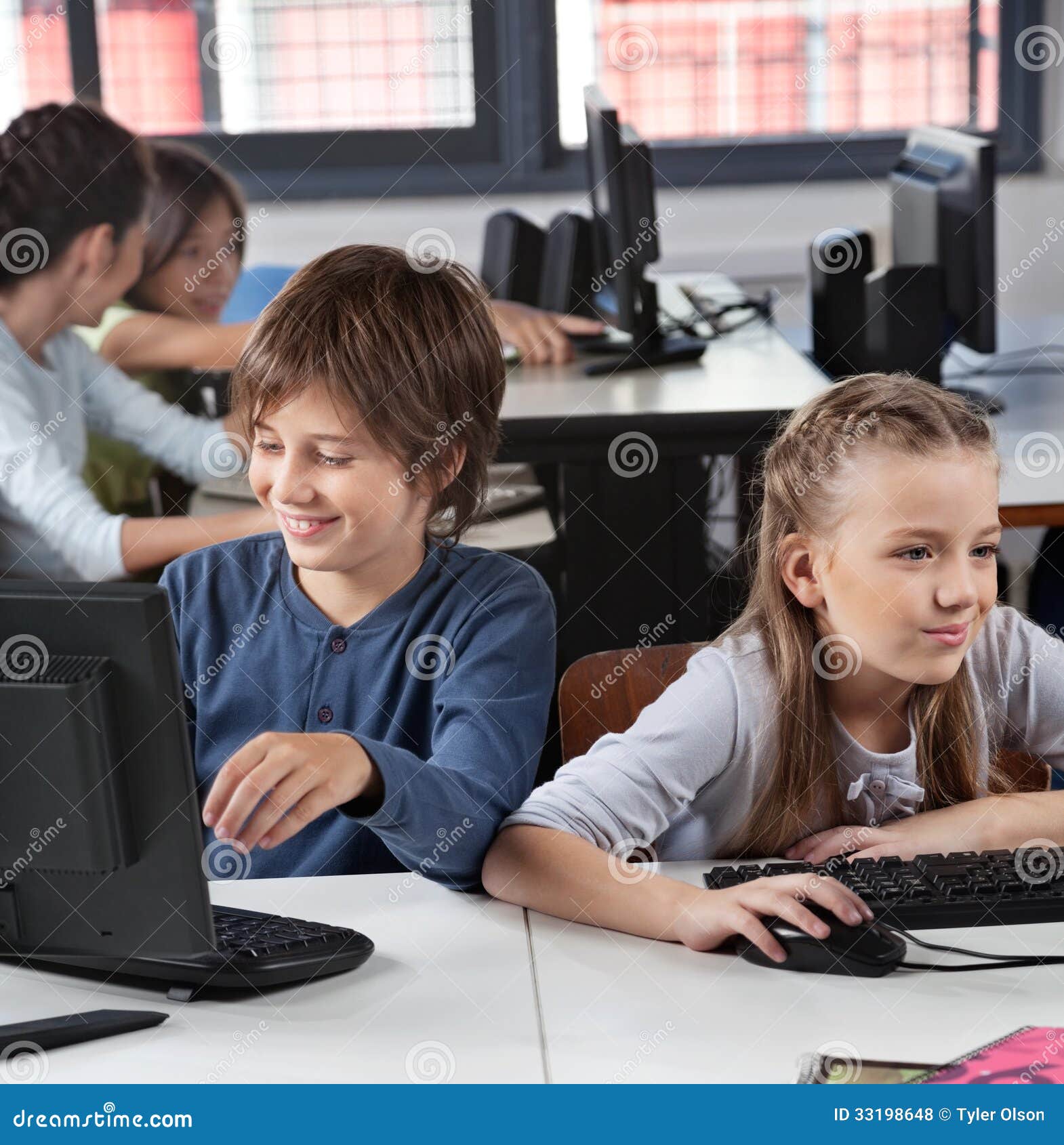Schulkinder, Die Computer am Schreibtisch Verwenden Stockfoto - Bild ...