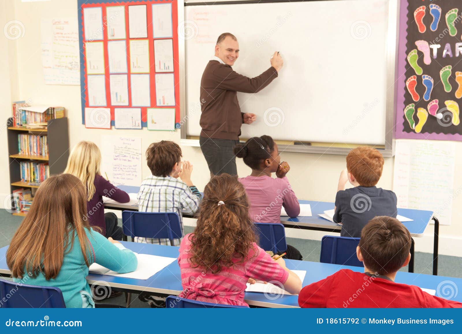 Schulkinder, Die Im Klassenzimmer Mit Lehrer Studieren Stockfoto - Bild ...