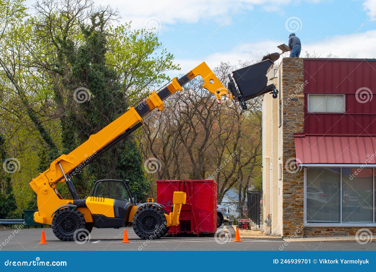 Schuppe, Die Von Einem Hubstapler Im Dach Angehoben Wird Stockbild ...