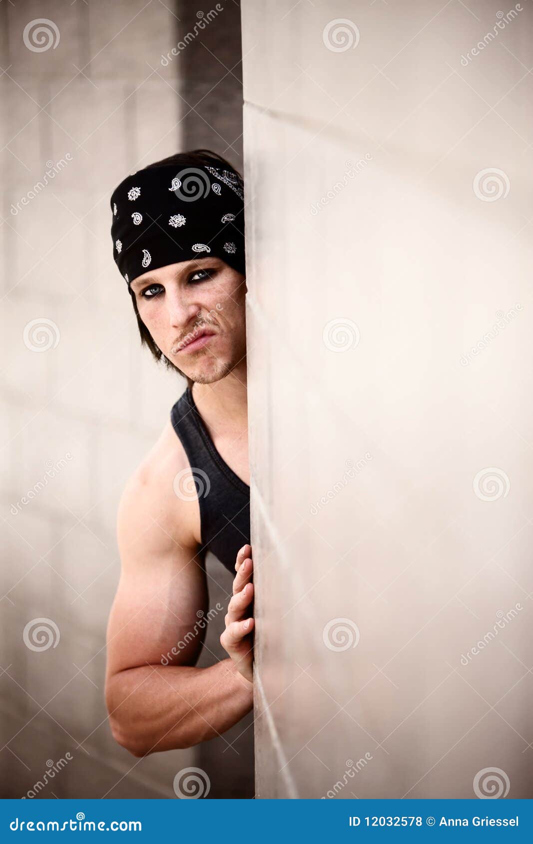 Schurke, Der Um Eine Ecke Sich Versteckt Stockfoto - Bild von furchtsam ...