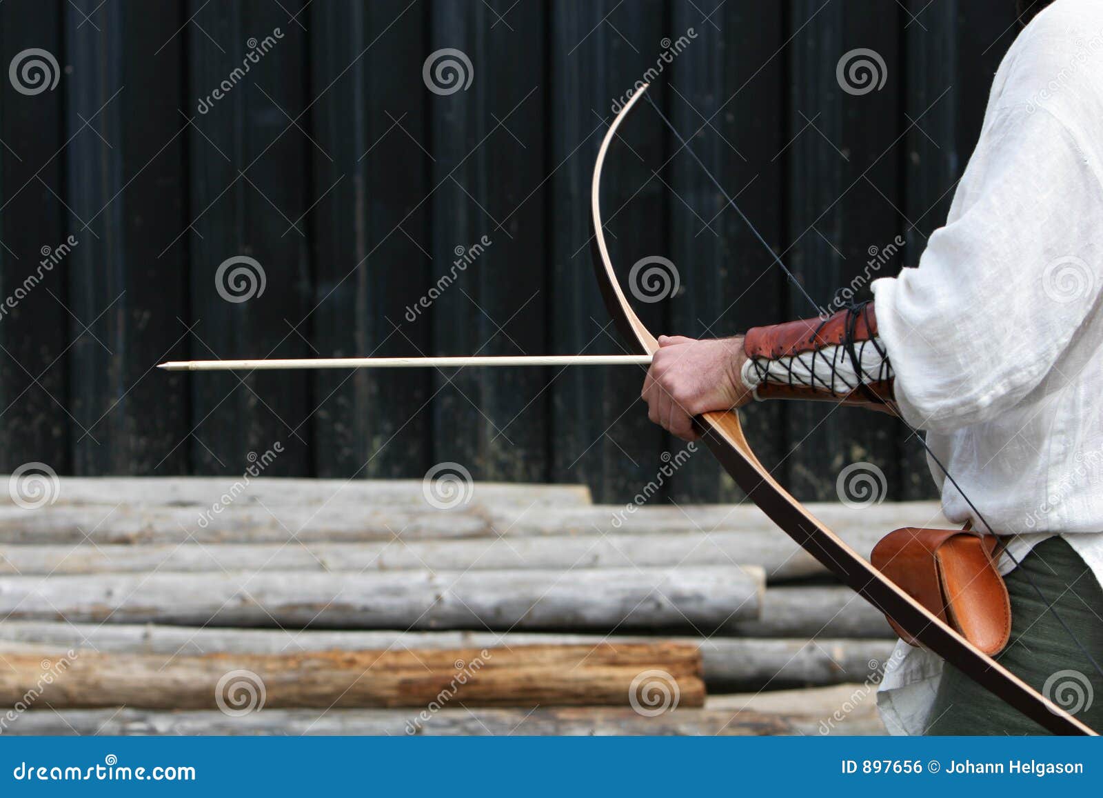 Schutter die klaar wordt stock foto. Image of boogschieten - 897656