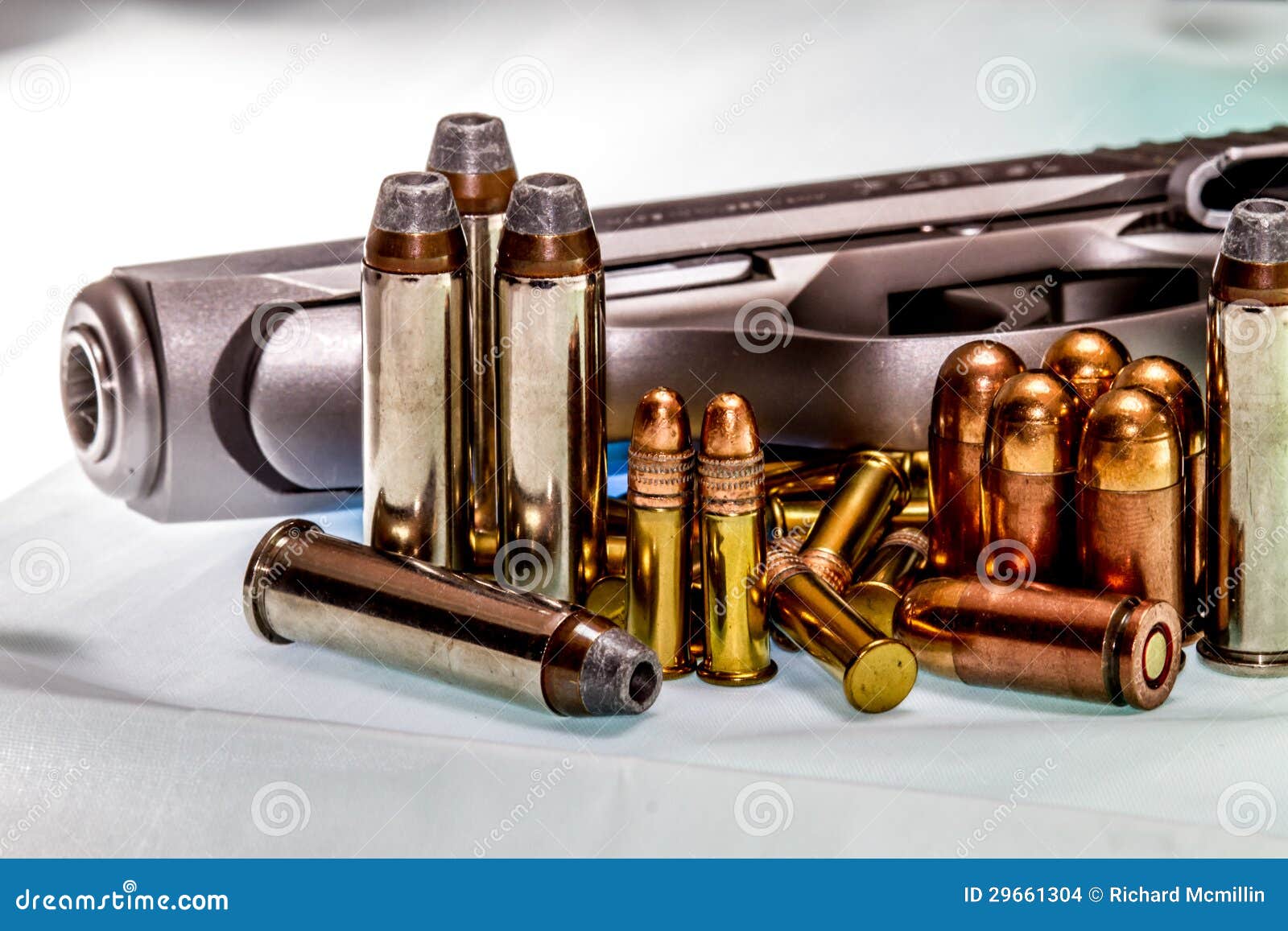 Schutz: Moderne Automatische Waffe Und Munition Stockfoto - Bild von ...