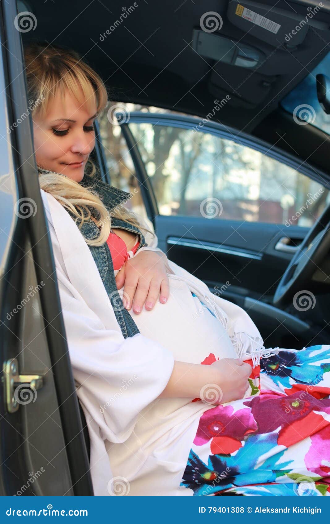 Schwangere Frau im Auto stockfoto. Bild von schön, attraktiv - 79401308