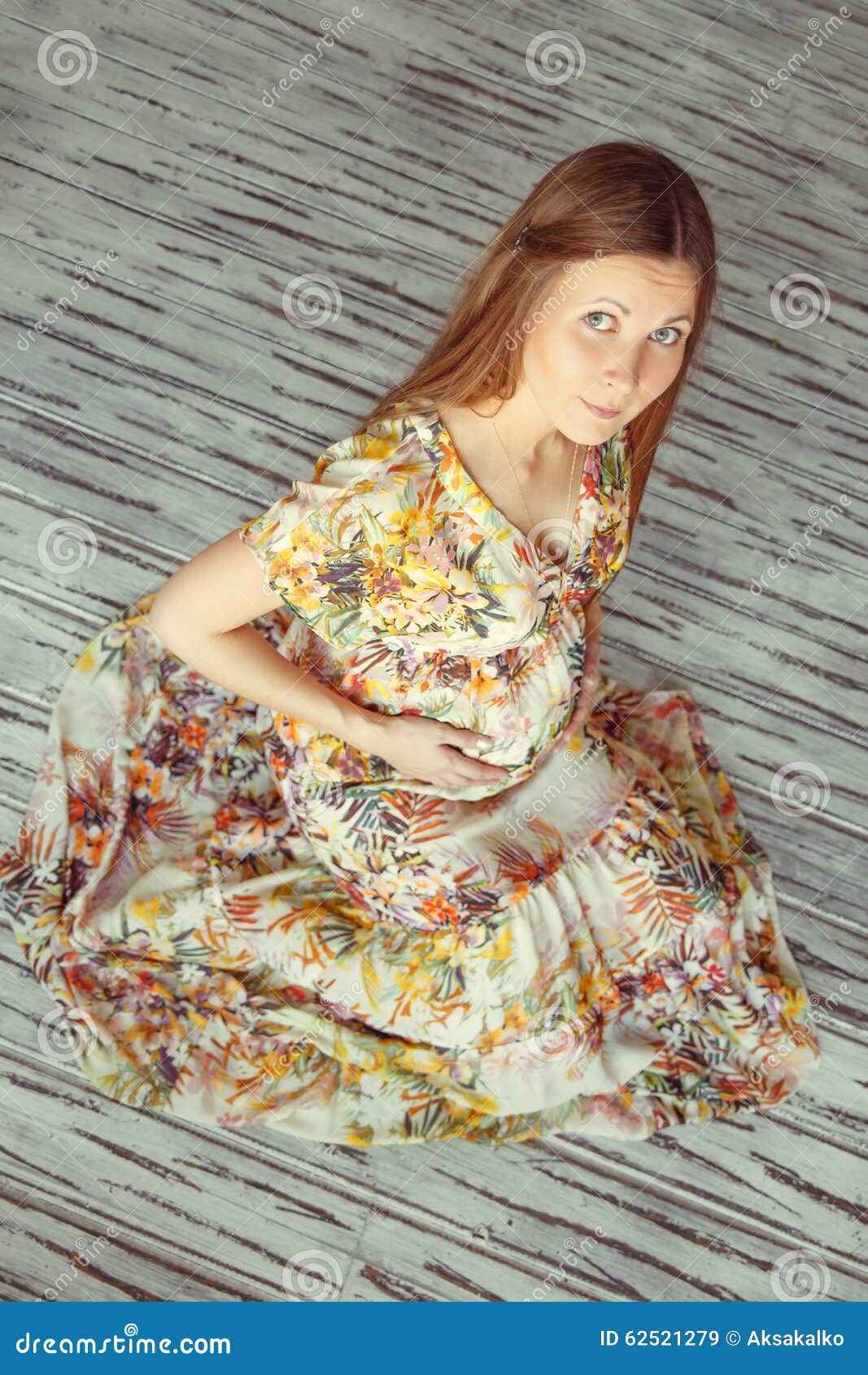 Schwangere Frau Im Kleid Sitzt Auf Dem Boden Stockbild Bild Von Buch