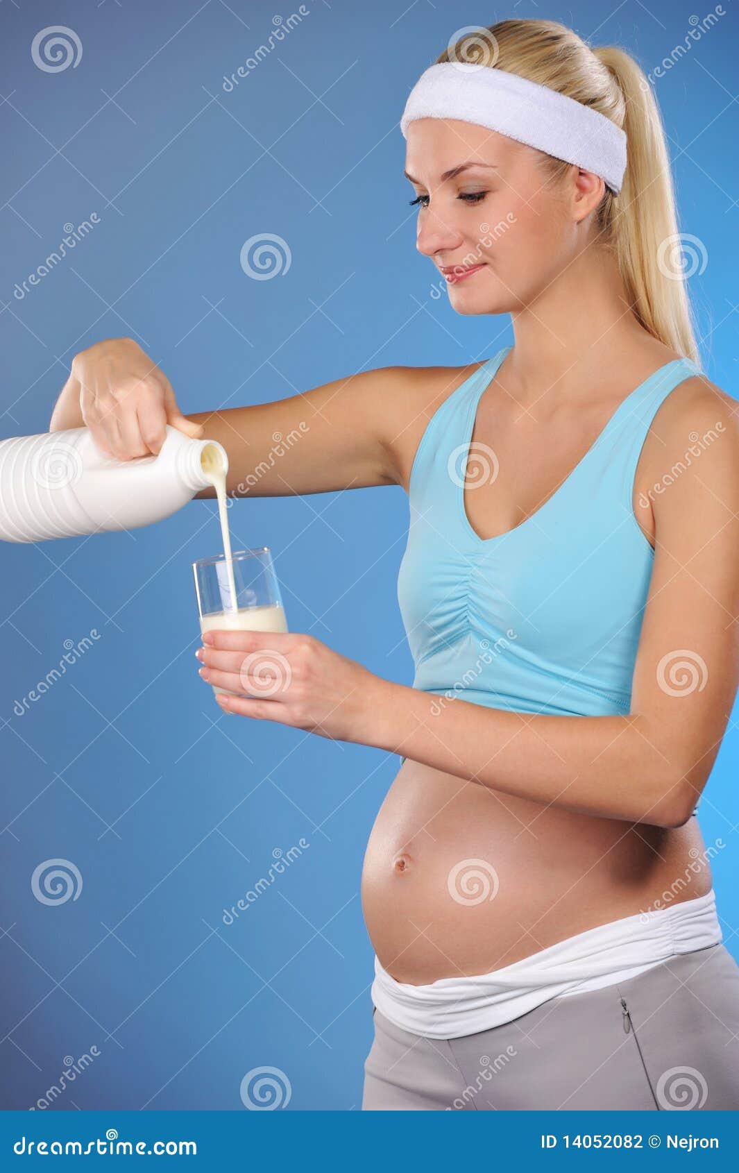 Schwangere Frau Mit Einer Milch Stockfoto - Bild von blond, mutter ...