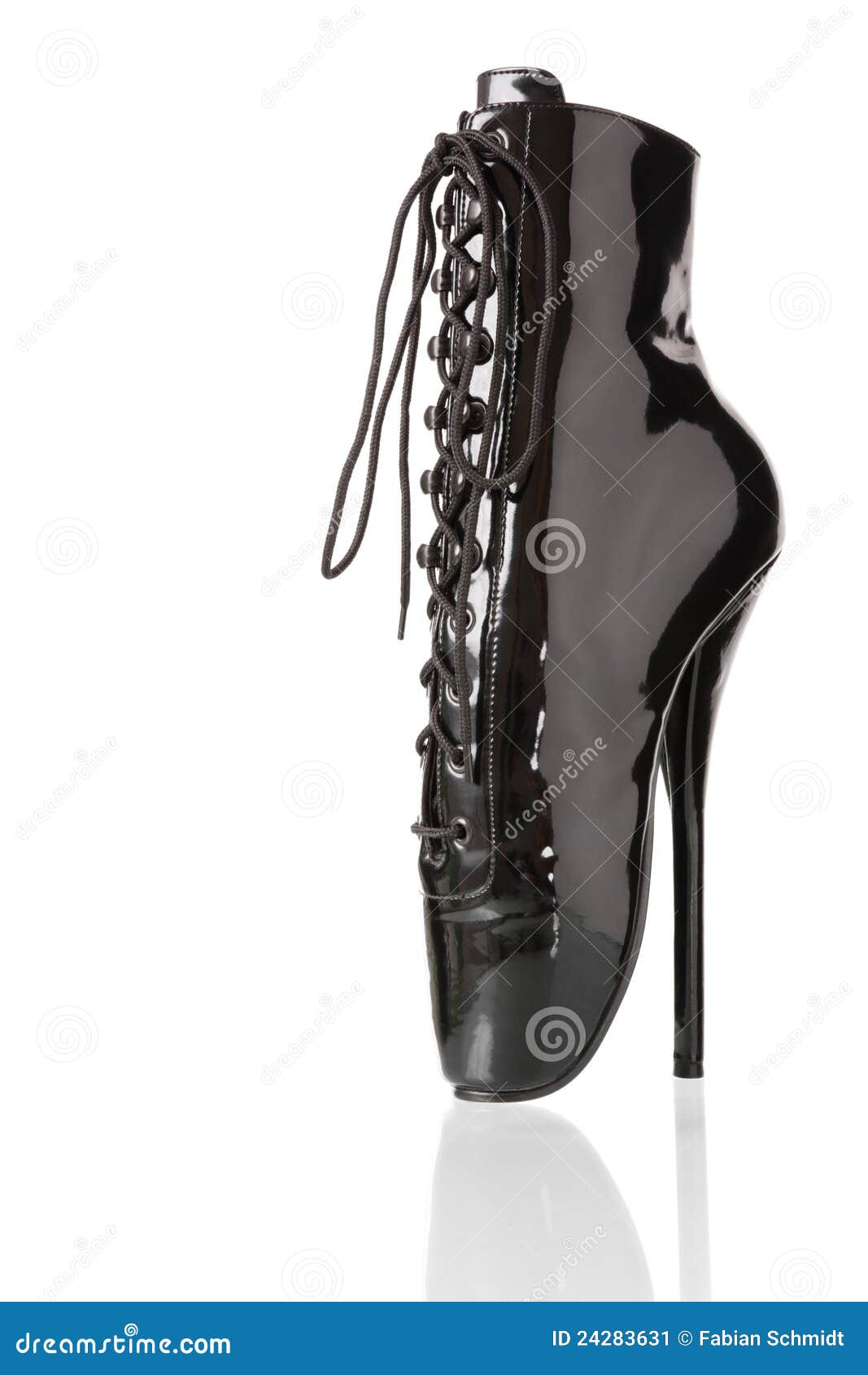 Schwarzer Hoher Absatz Schuh Auf Weiß Stockbild - Bild von fersen ...