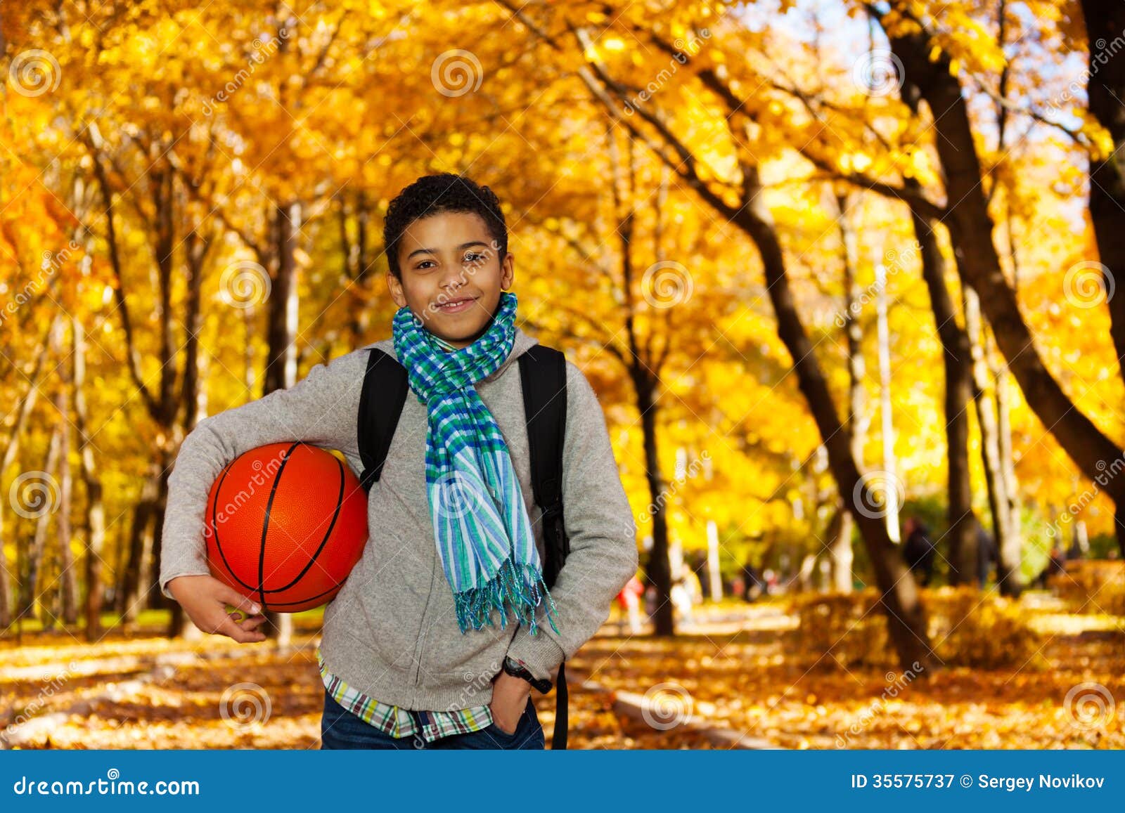 Schwarzer Junge Mit Ball Im Park Stockbild - Bild von schön, beiläufig ...