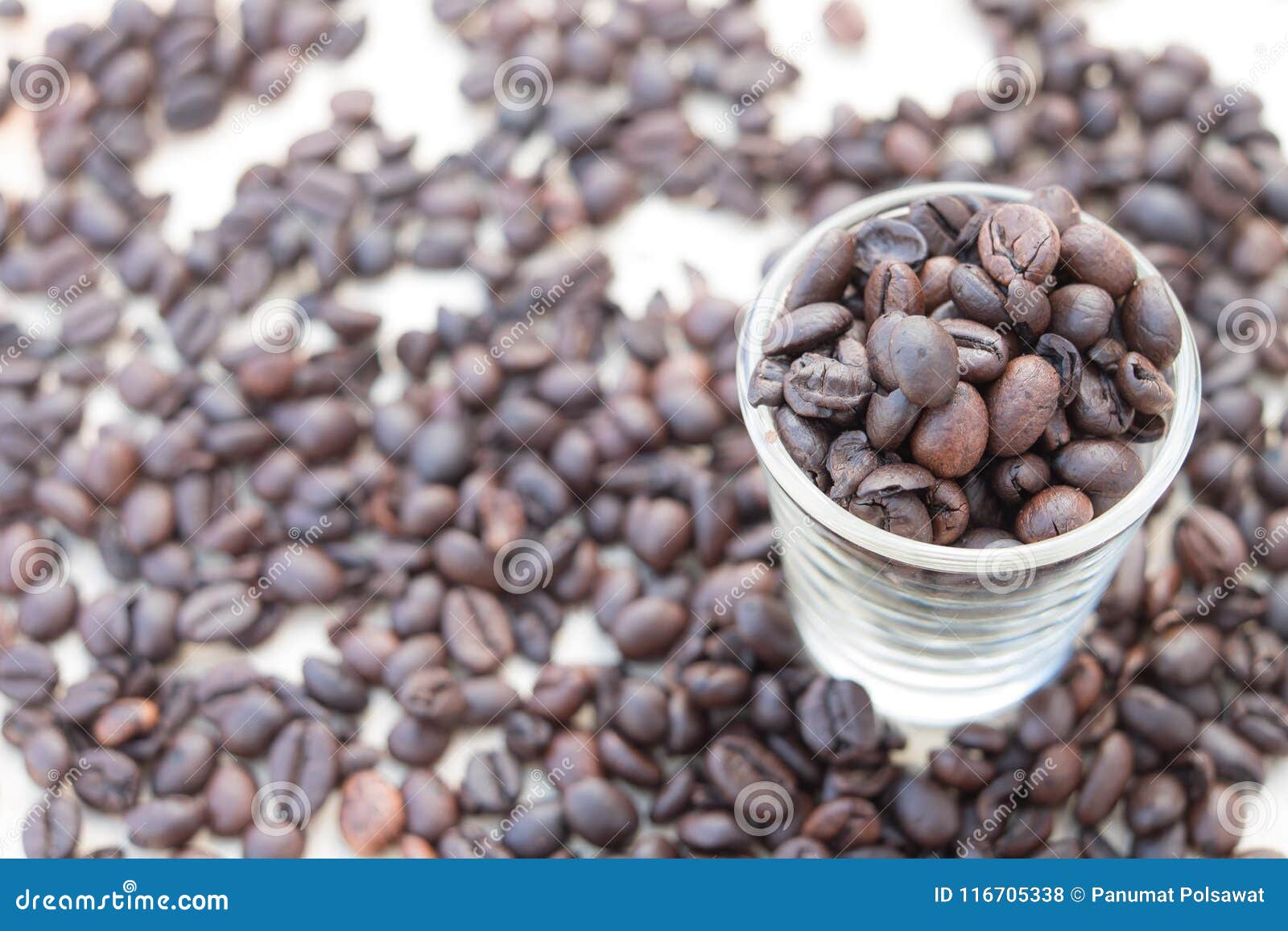 Schwarzer Kaffee Mit Einem Hintergrund Von Kaffeebohnen Stockfoto ...