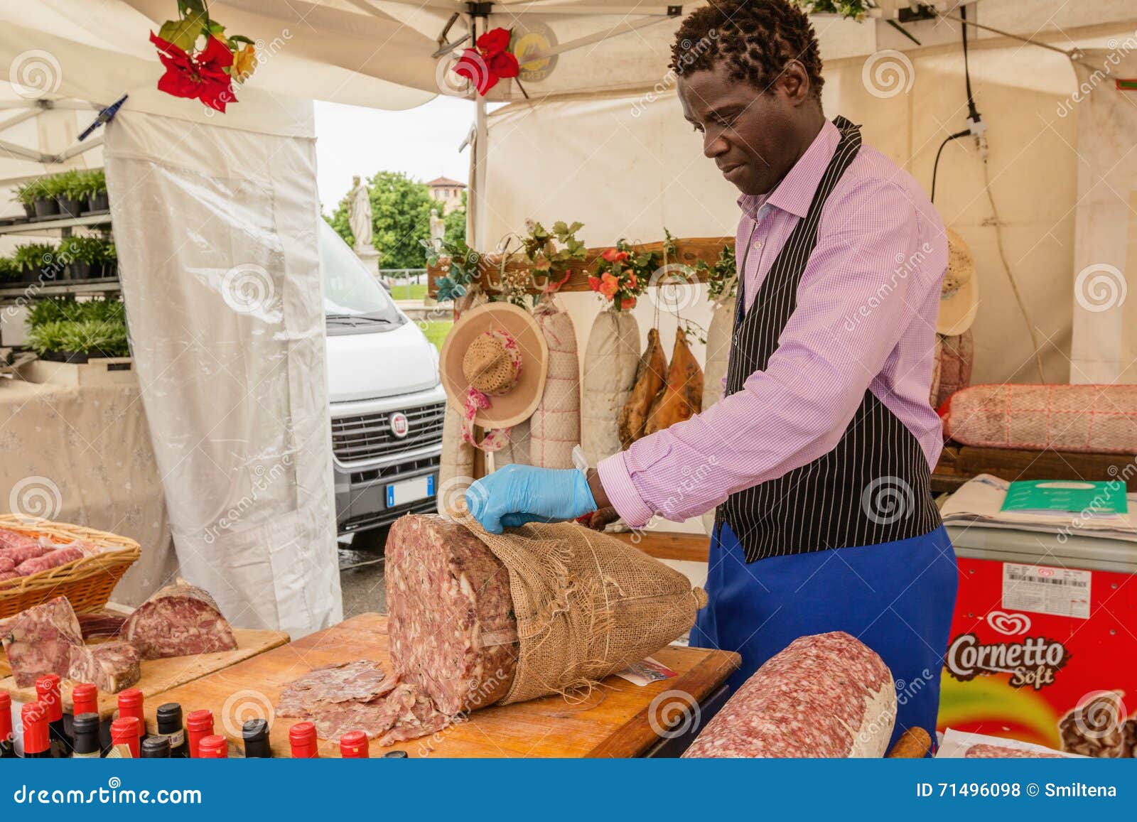Schwarzer Mann, Der Wurst am Markt Zubereitet Redaktionelles Stockfoto ...
