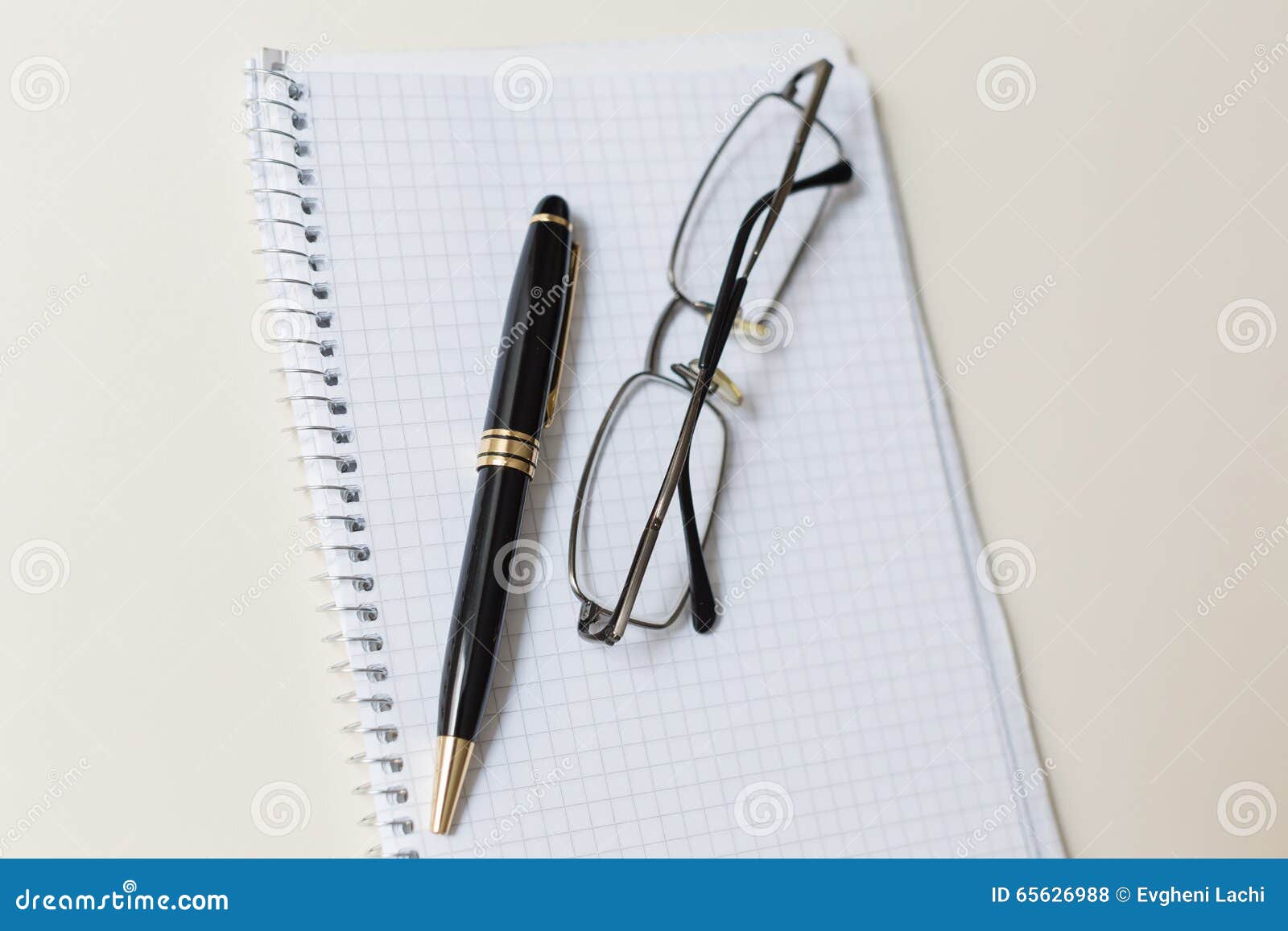 Schwarzer Stift Und Gläser Mit Weißer Auflage Oder Notizblock Stockfoto ...