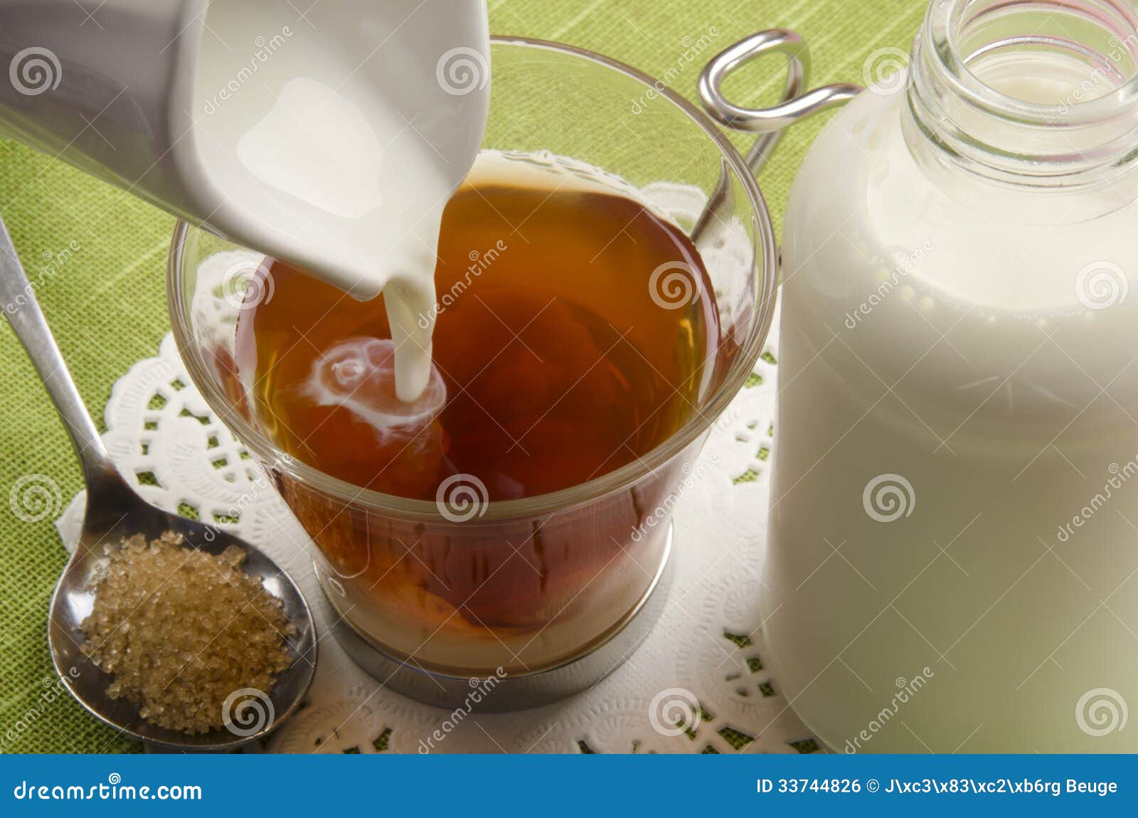 Schwarzer Tee in Einem Braunen Zucker Der Glasschale Stockfoto - Bild ...