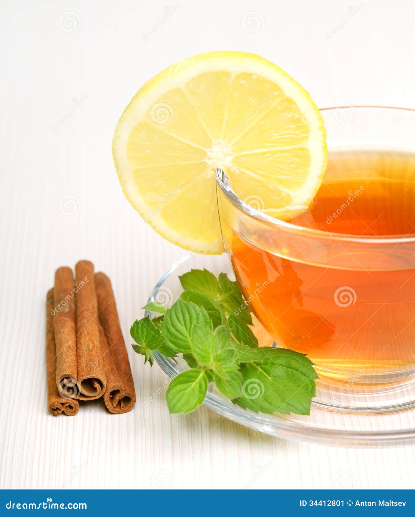 Schwarzer Tee mit Zitrone stockbild. Bild von studio - 34412801