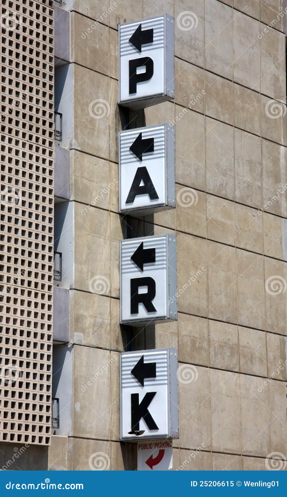 Schwarzes PARK-Zeichen Auf Der Wand Stockbild - Bild von symbol, pfeile ...