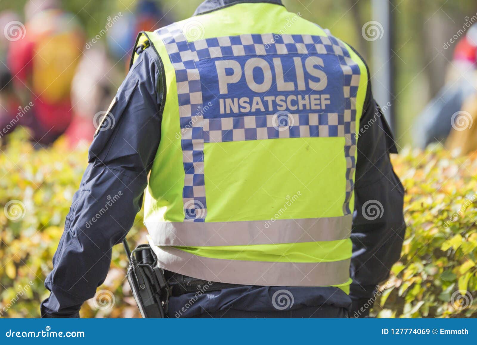 Schwedischer Polizeitask Force Kommandant Mit Reflektierender Weste ...