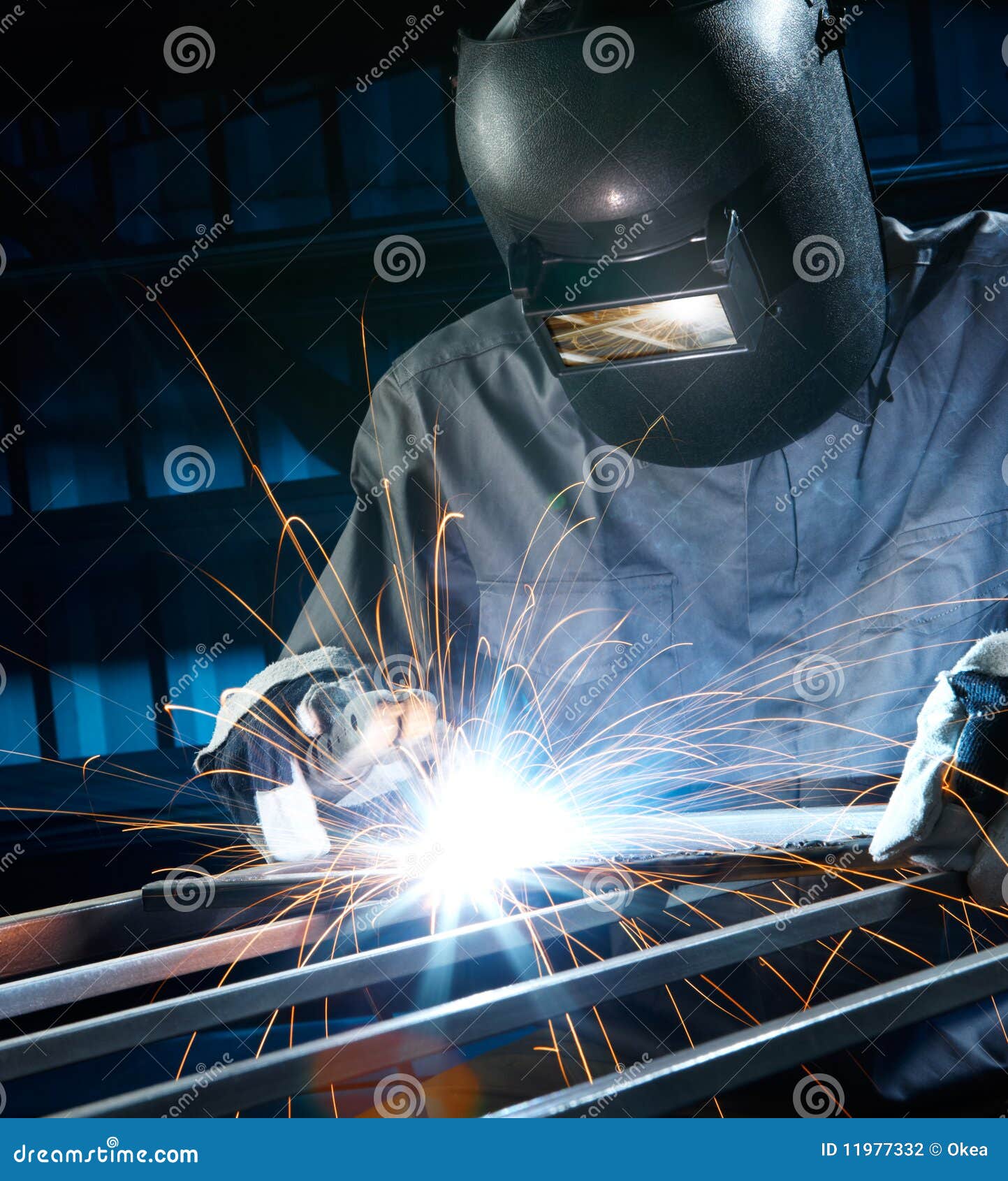 Schweissen in Der Werkstatt Stockfoto - Bild von bewegung, hilfsmittel ...