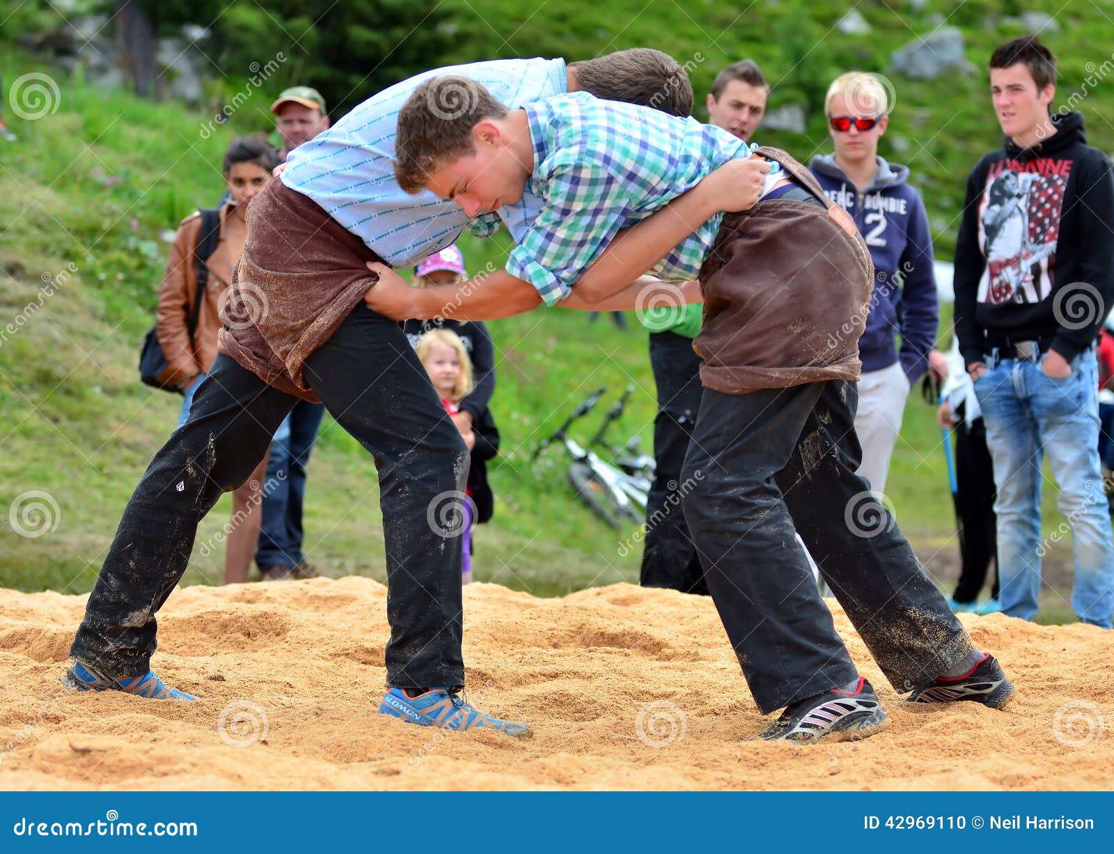 Schweizer Ringkampf redaktionelles bild. Bild von berge - 42969110