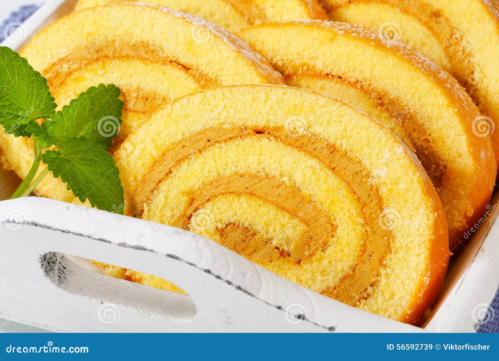Schweizer Rolle Mit Kaffee-Kremeis-Creme Stockbild - Bild von gebacken ...