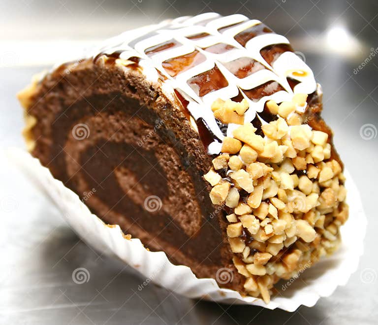 Schweizer Rolle Mit Muttern Und Schokolade Stockbild - Bild von sahne ...