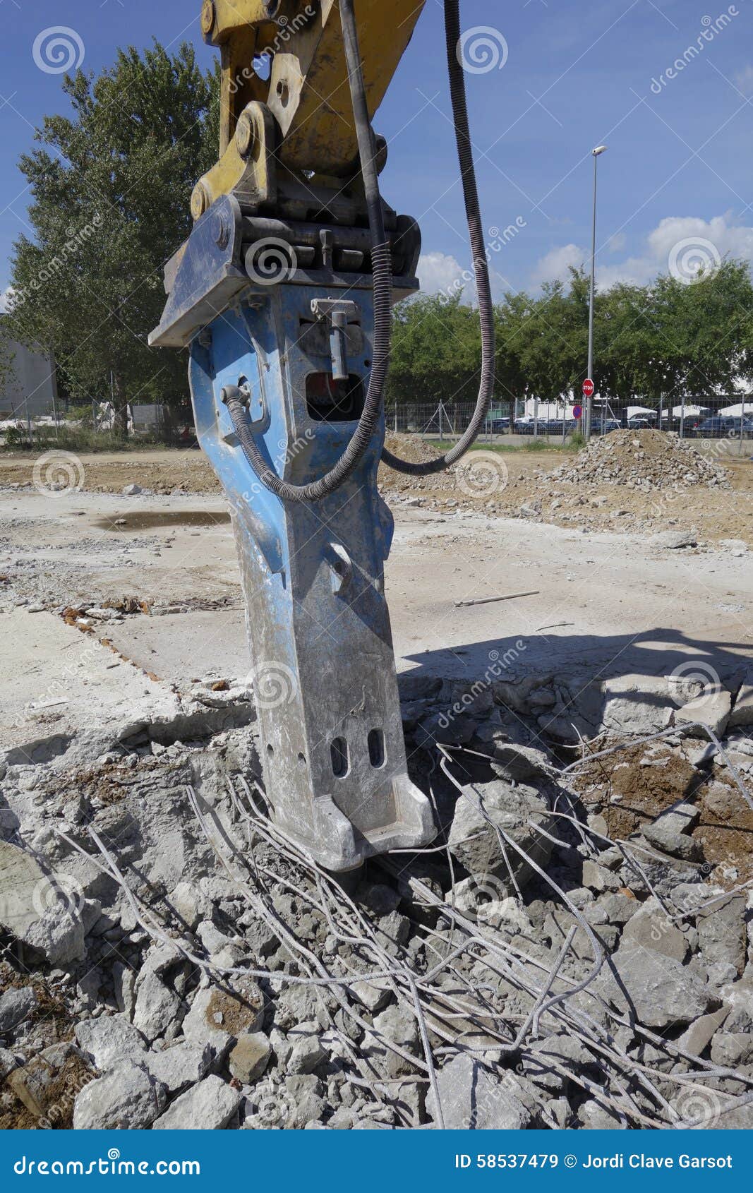 Schwerer Bagger mit Hammer stockbild. Bild von maschinerie - 58537479