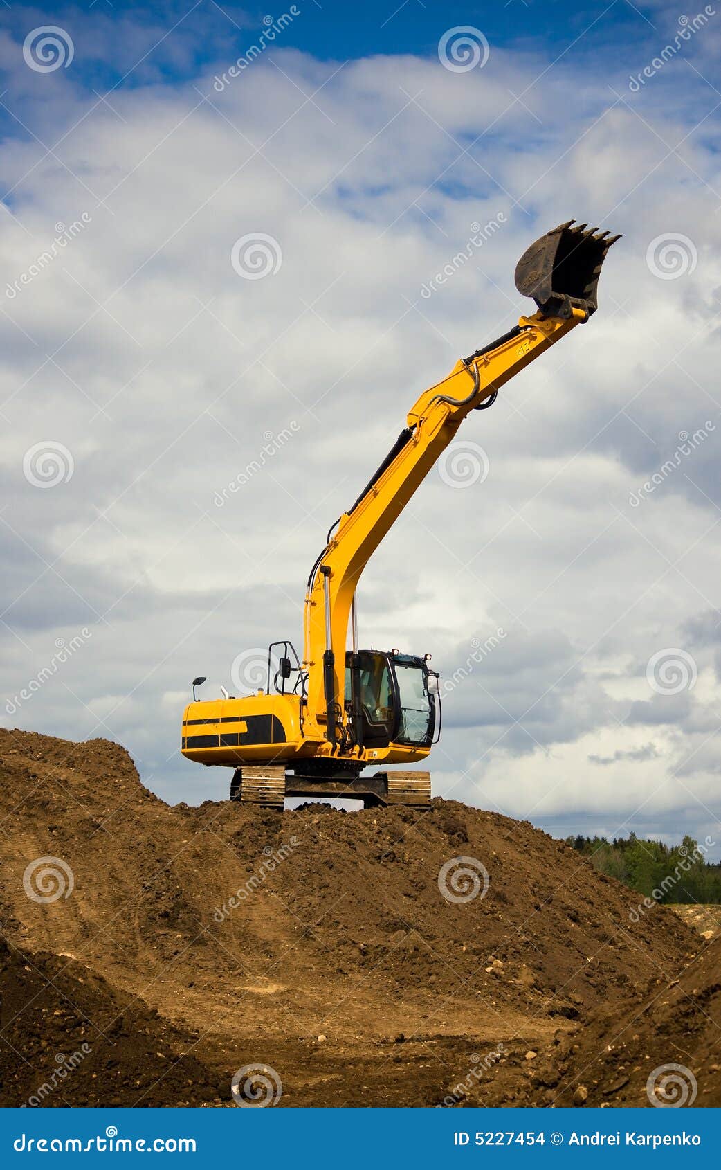 Schwerer Orange Bagger Erreicht Den Himmel Bild. Bild: 5227454
