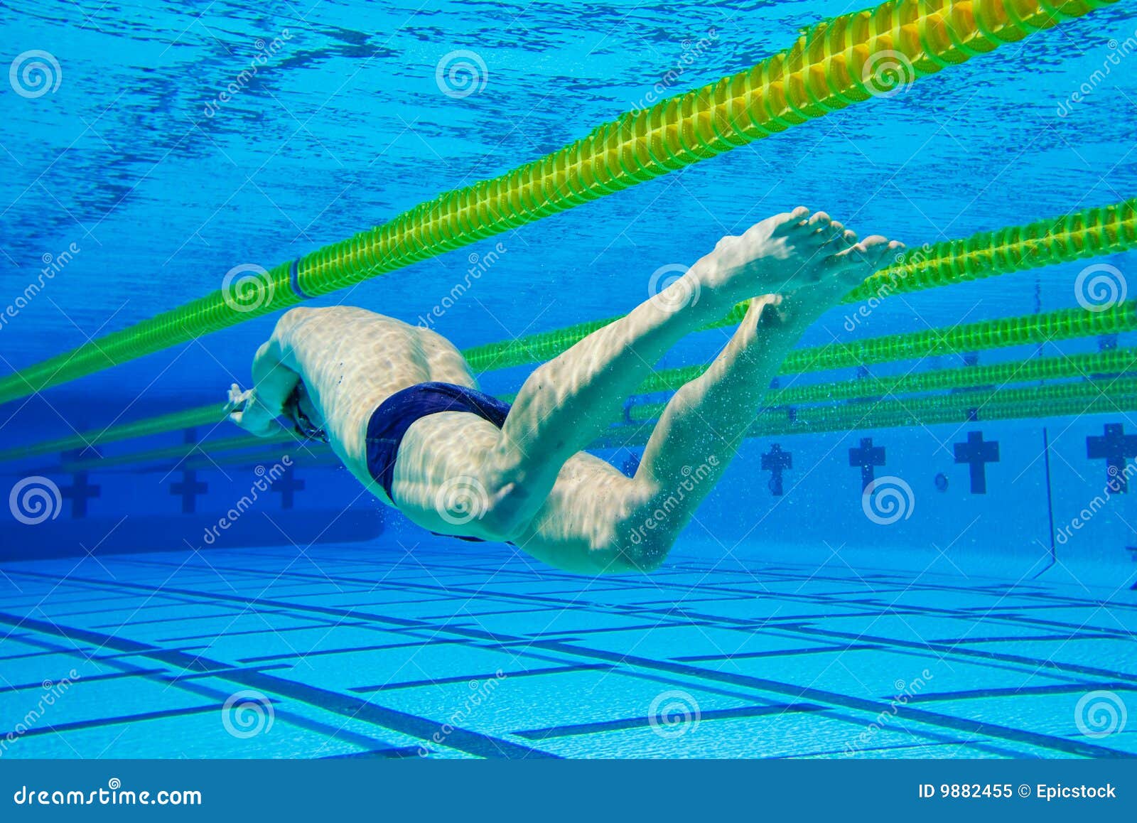 Schwimmer Im Pool Unterwasser Stockbild - Bild von schutzbrillen ...
