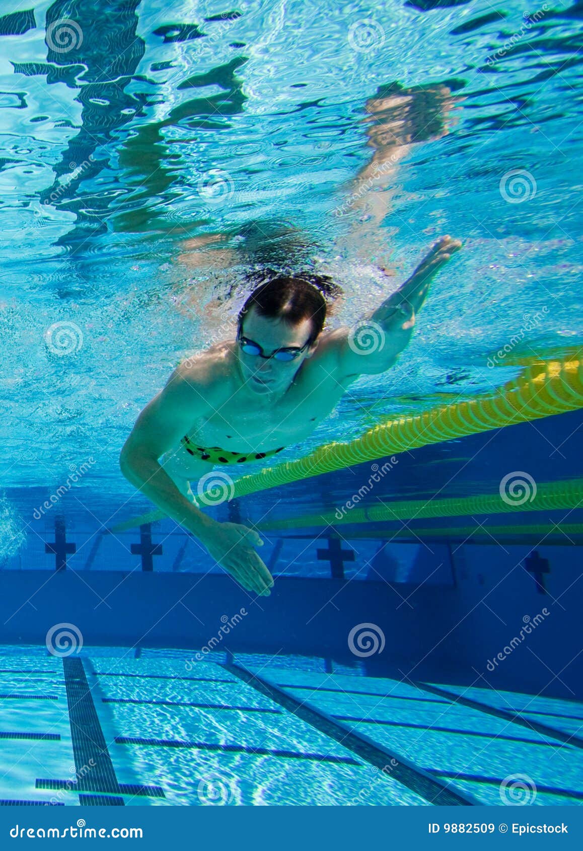 Schwimmer Im Pool Unterwasser Stockbild - Bild von aktivität, eignung ...