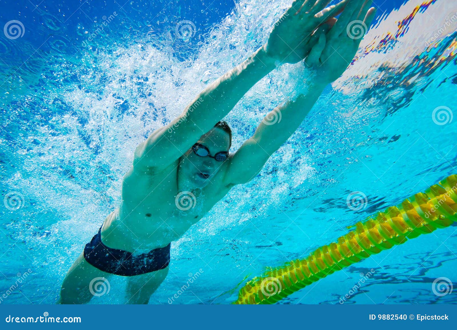 Schwimmer Im Pool Unterwasser Stockfoto - Bild von bewegung, bäder: 9882540