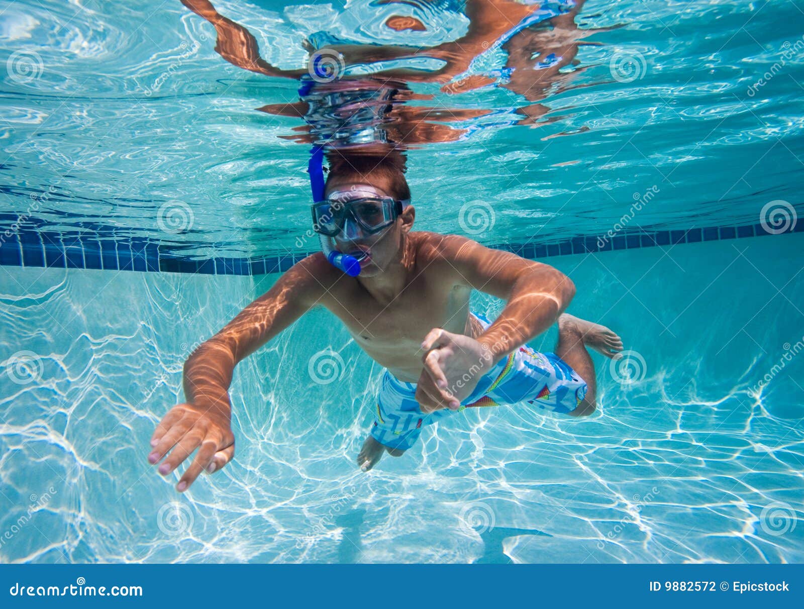 Schwimmer Im Pool Unterwasser Stockfoto - Bild von schwimmbad ...