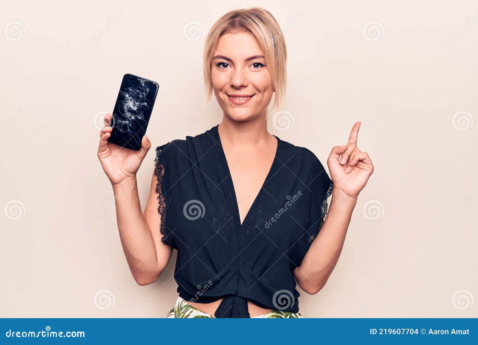 Schöne Blonde Frau Mit Smartphone Zeigt Geknackten Bildschirm über