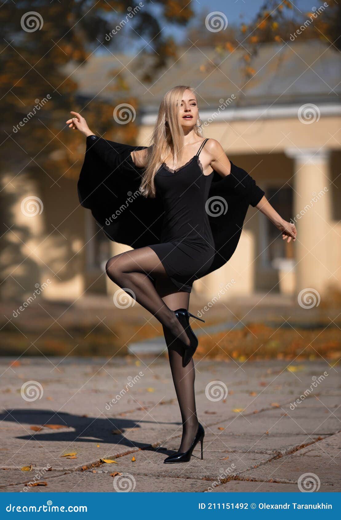 Schöne Blondine Mit Den Perfekten Beinen Bei Der Strumpfhoseaufstellung