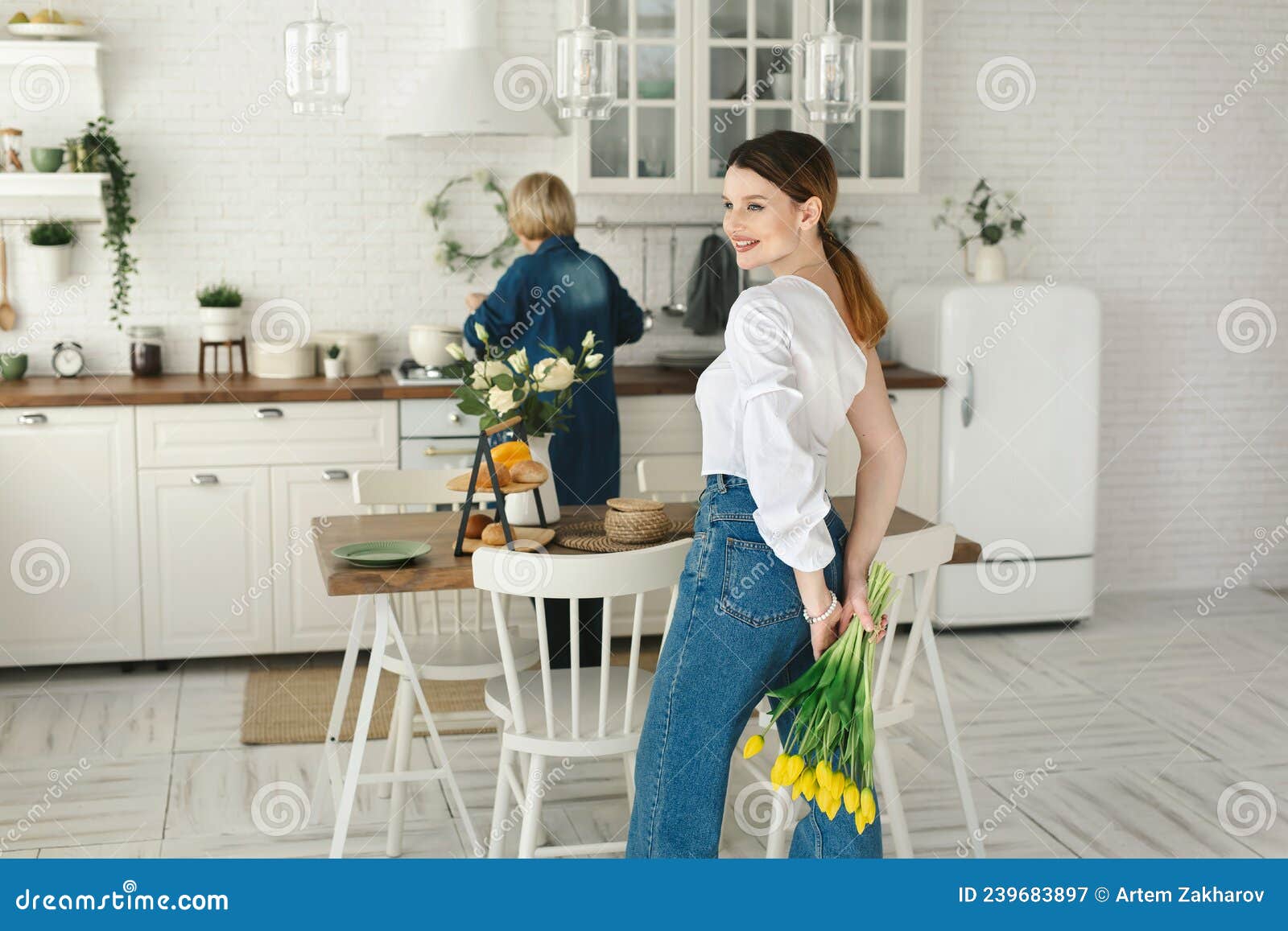 Schöne Erwachsene Tochter Versteckt Blumen Hinter Ihrem Rücken Für Ihre ... Schöne Erwachsene Tochter Versteckt Blumen Hinter Ihrem Rücken Für Ihre ...