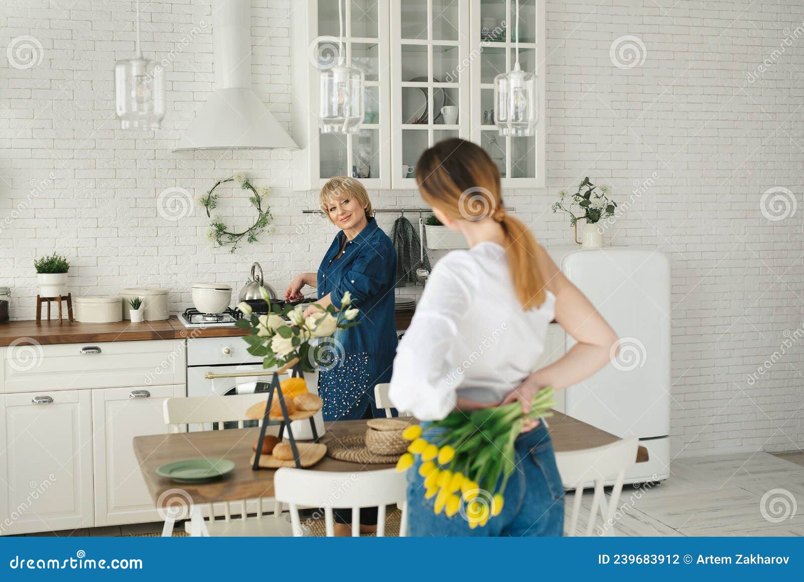 Schöne Erwachsene Tochter Versteckt Blumen Hinter Ihrem Rücken Für Ihre ... Schöne Erwachsene Tochter Versteckt Blumen Hinter Ihrem Rücken Für Ihre ...