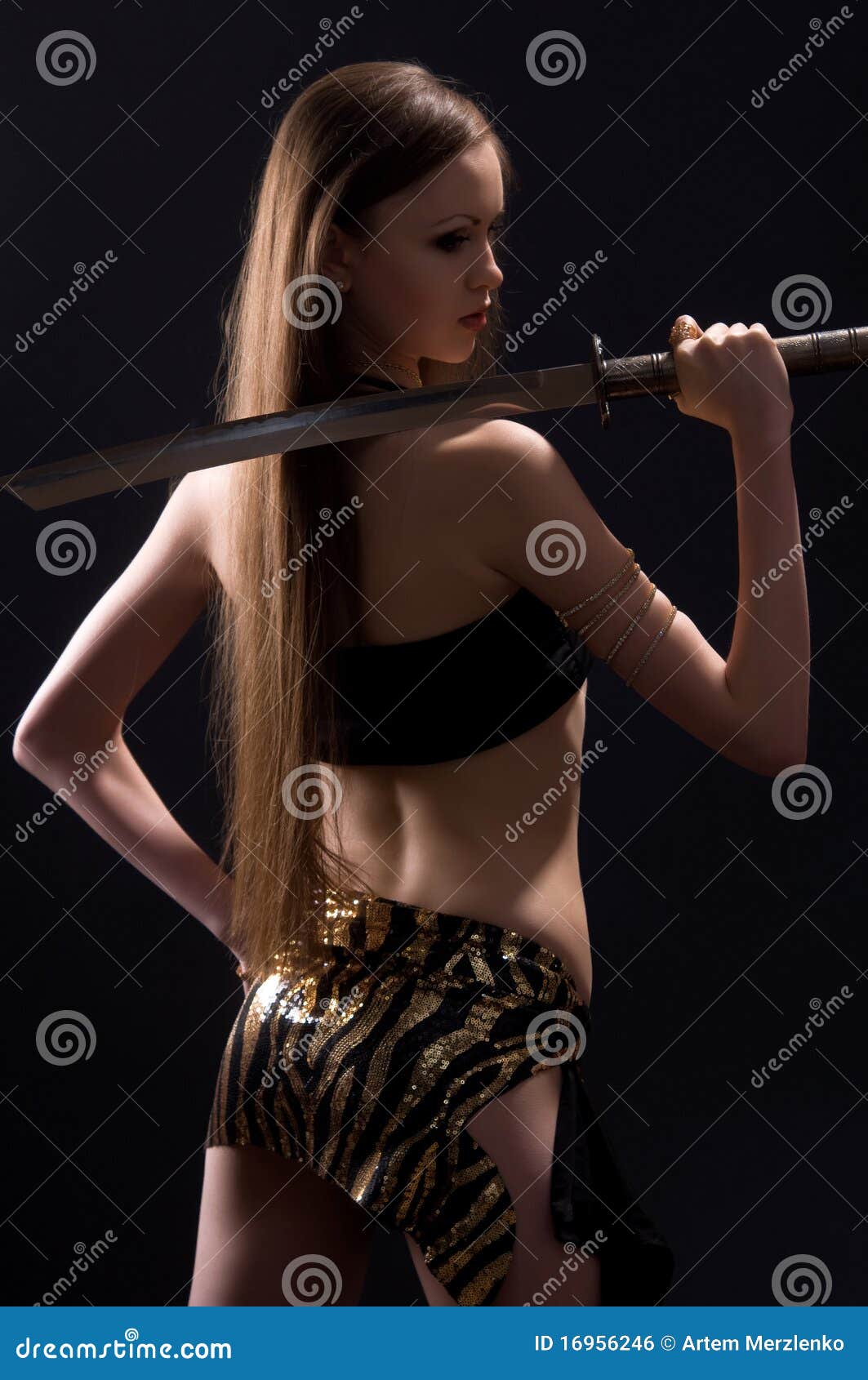 Schöne Frau Mit Einer Klinge Im Studio Stockfoto - Bild von leistung, eleganz: 16956246