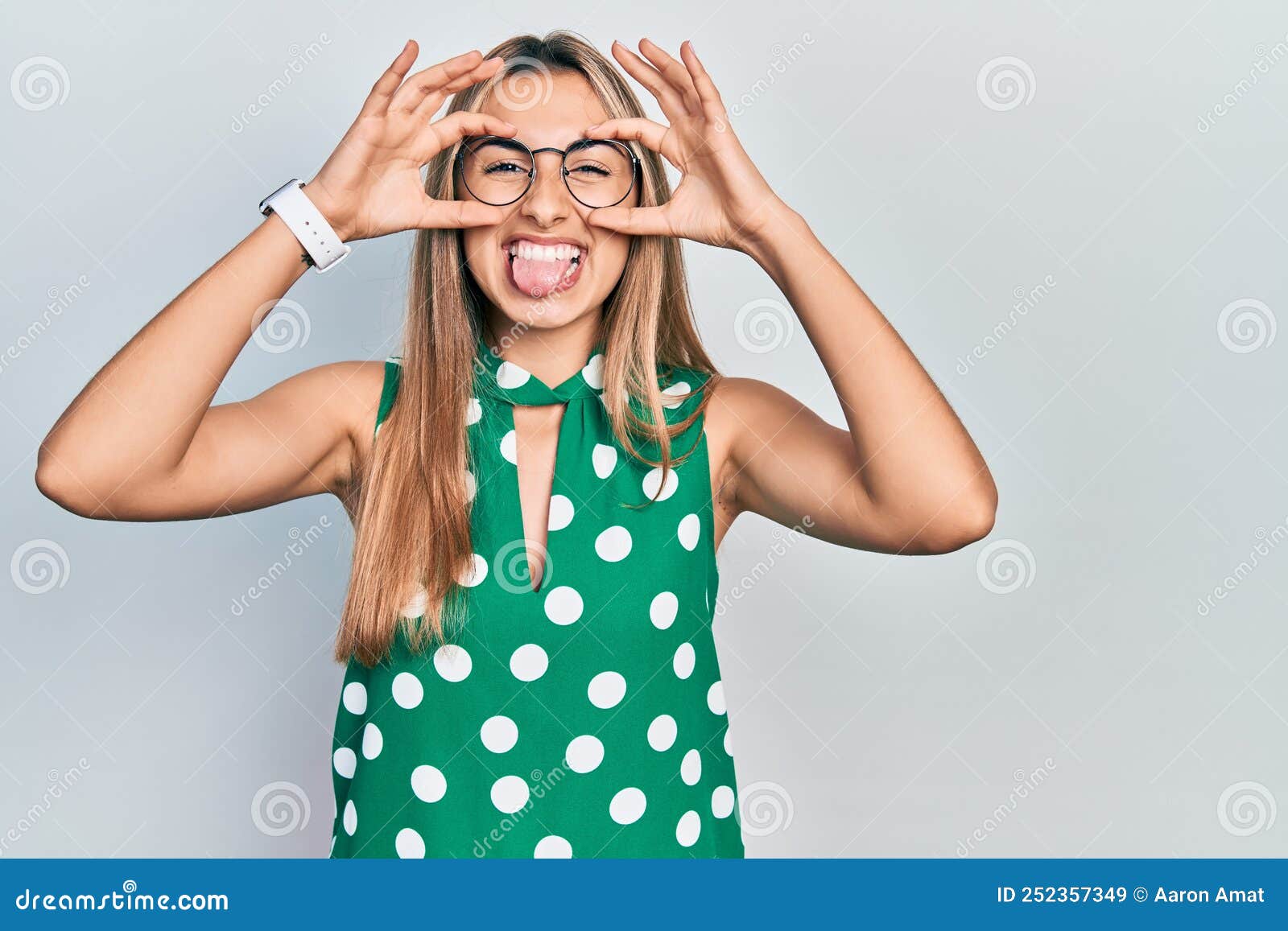 Schöne Hispanische Frau Mit Elegantem Hemd Und Gläsern, Die Eine Schöne ... Schöne Hispanische Frau Mit Elegantem Hemd Und Gläsern, Die Eine Schöne ...