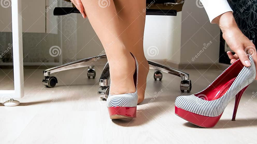 Schöne Junge Frau In Der Strumpfhose Sexy Schuhe Der Hohen Absätze