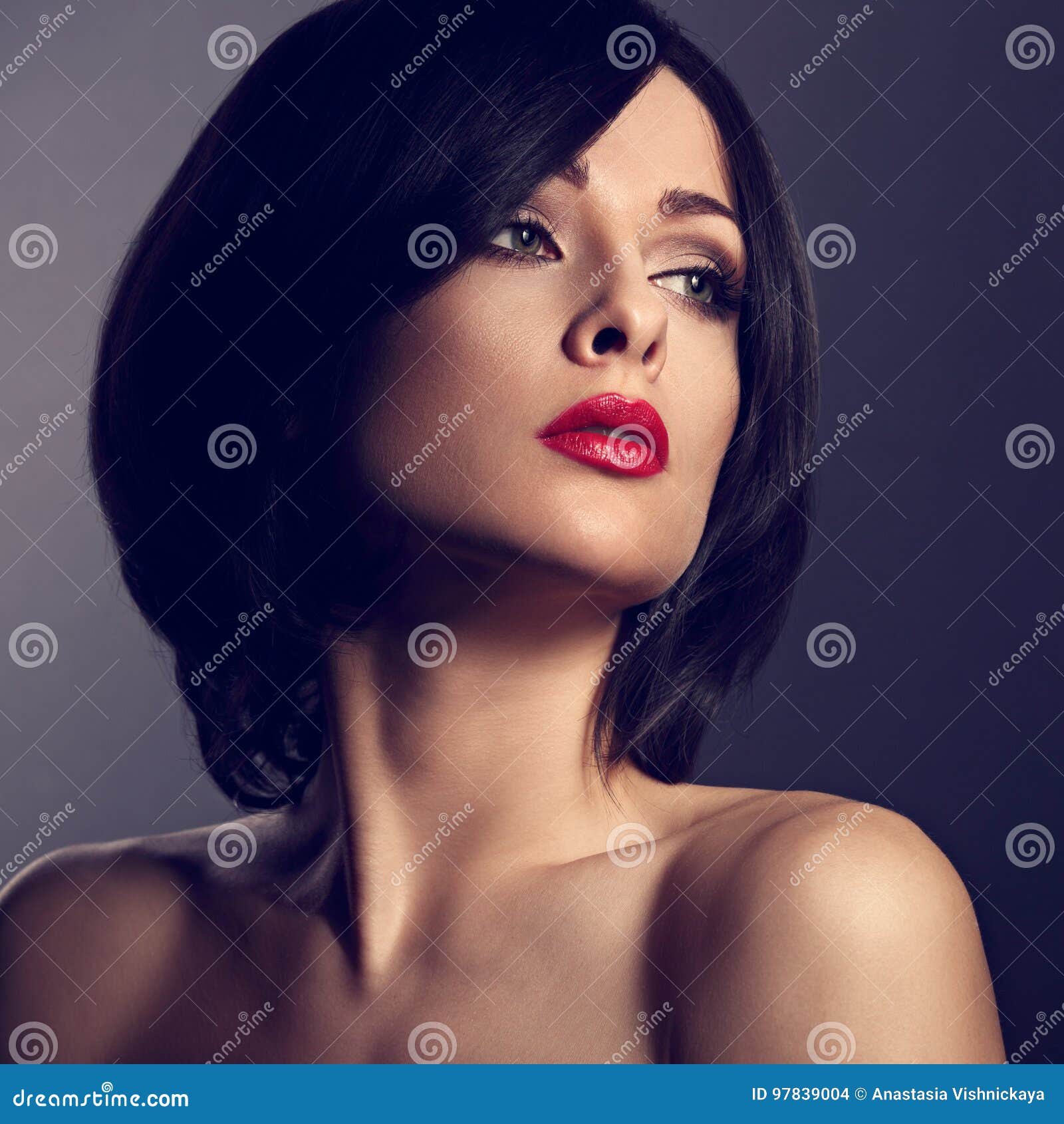 Schöne Make Upfrau Mit Perfektem Gesicht Schwarze Frisur Des Kurzschlusses Stockfoto Bild Von