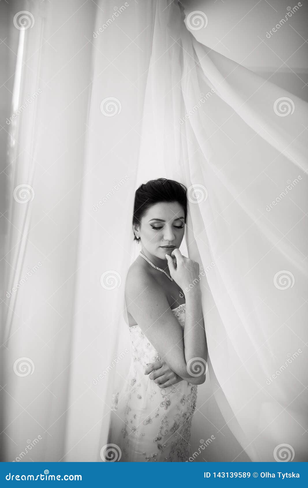 Schöne Sexy Braut Im Weißen Kleid Das Unter Vorhang Aufwirft Stockbild