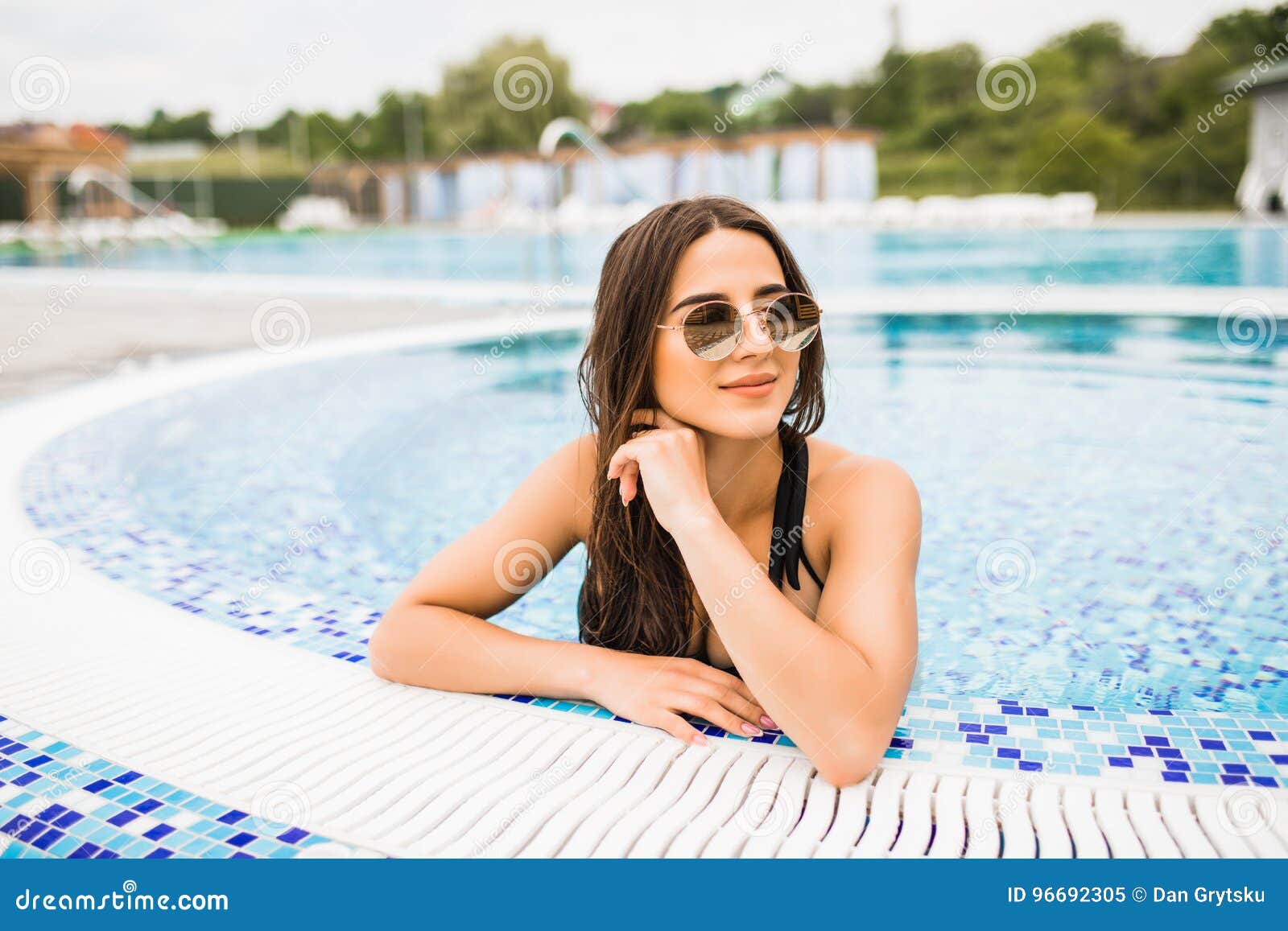 Schöne Sexy Frau Die Im Swimmingpoolwasser Genießt Sommersonne Am Heißen Sommertag Am Poolrand