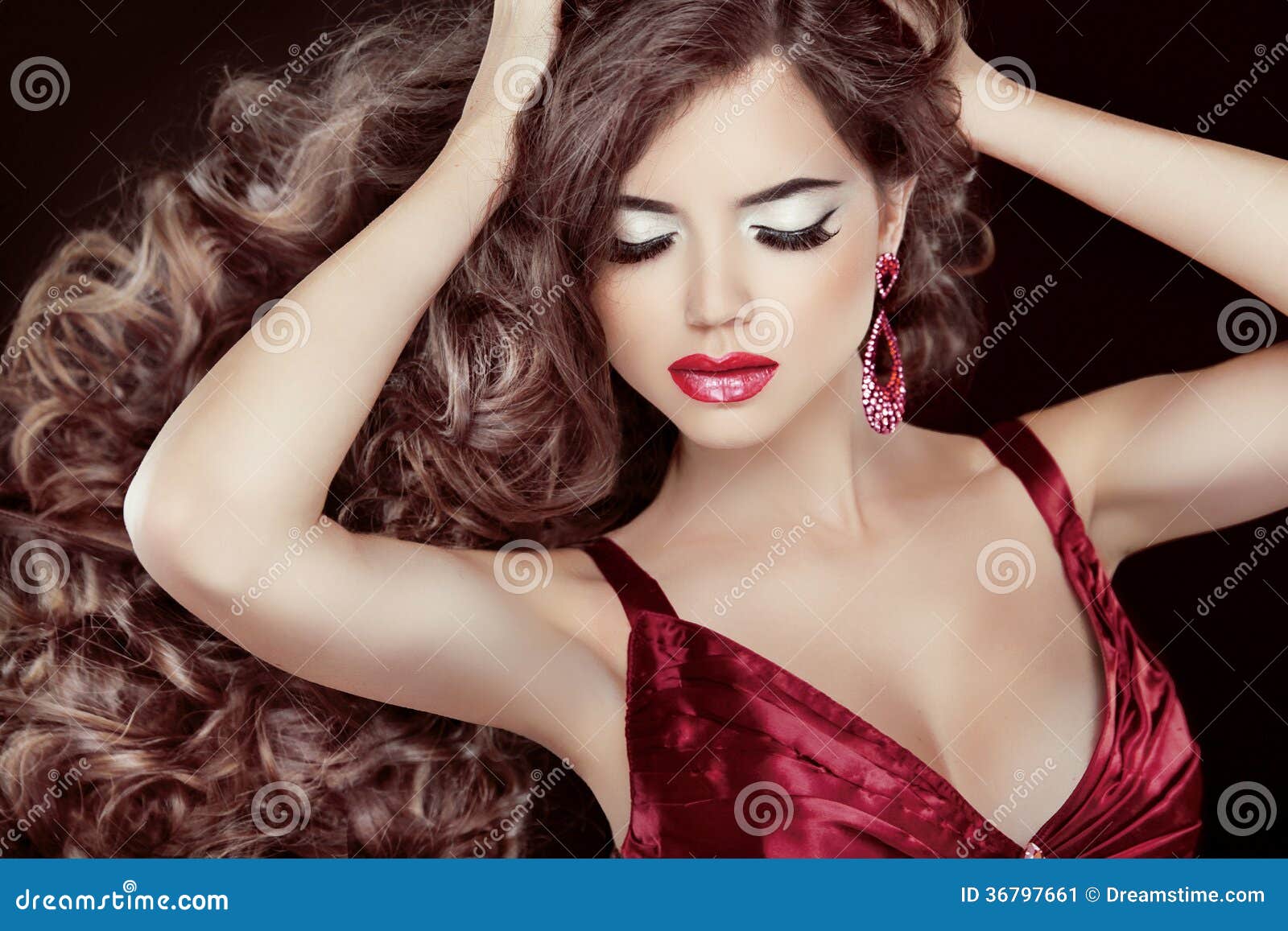 Schöner Brunette Mit Dem Langen Gewellten Haar Und Der Sexy Roten Lippenaufstellung Stockbild