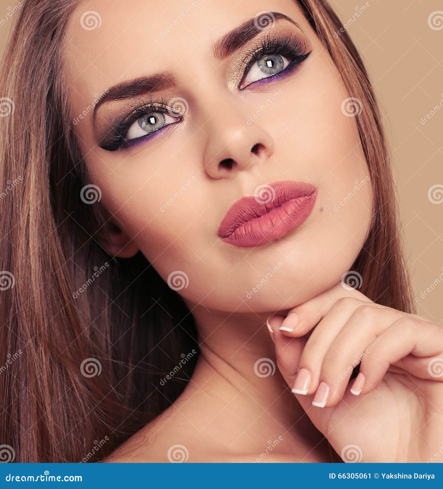 Schönes Junges Mädchen Mit Make Up Des Dunklen Haares Und Des Abends