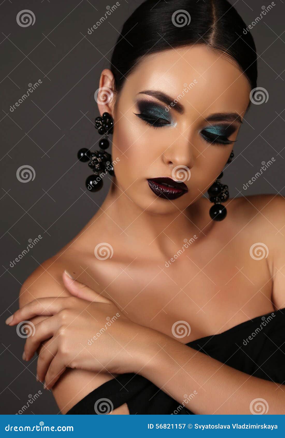 Schönes Mädchen Mit Dem Dunklen Haar Mit Hellem Extravagantem Make Up