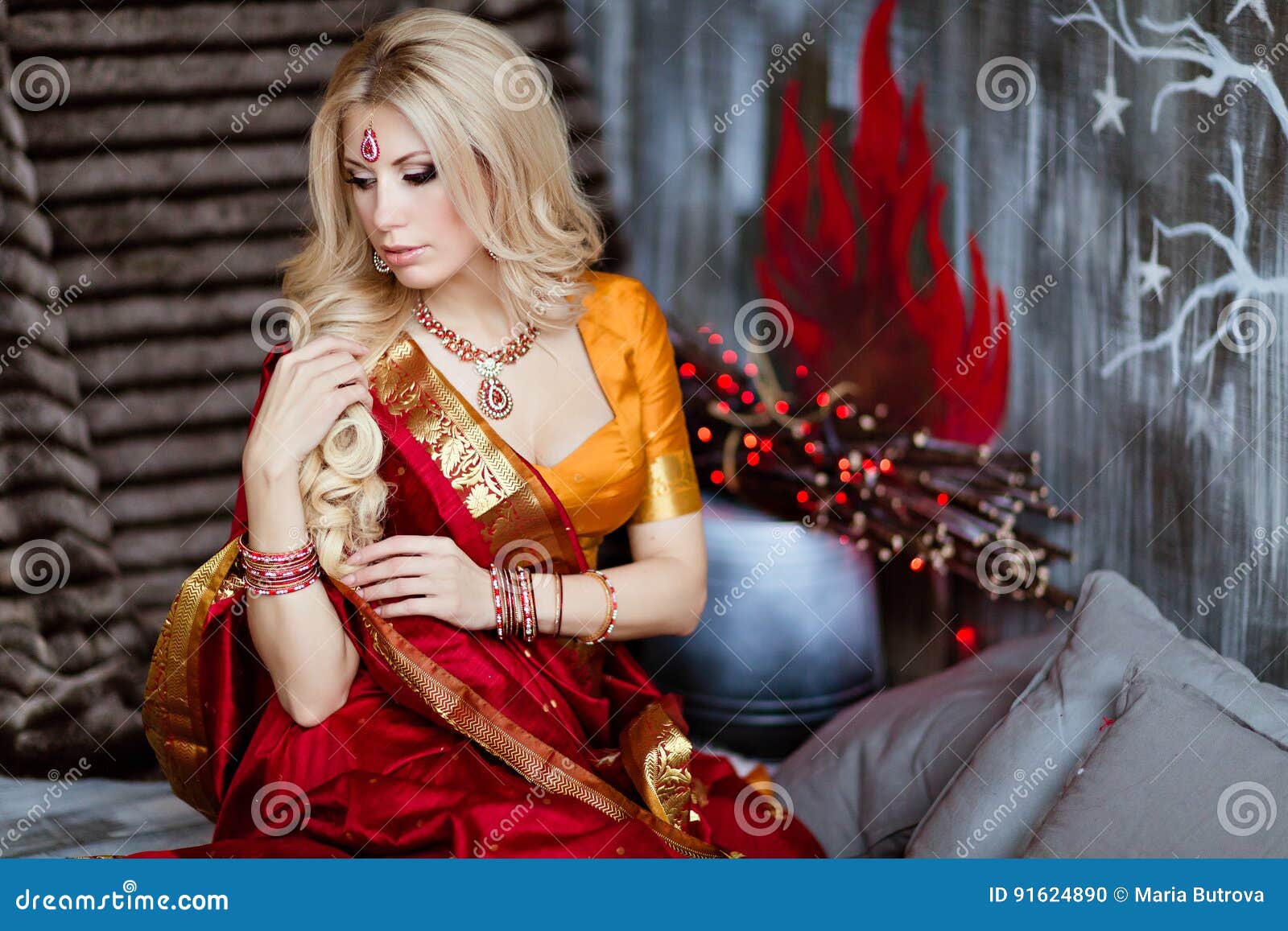 Schönes Und Sinnliches Blondes Mädchen In Indisches Rot Saree Auf Dem