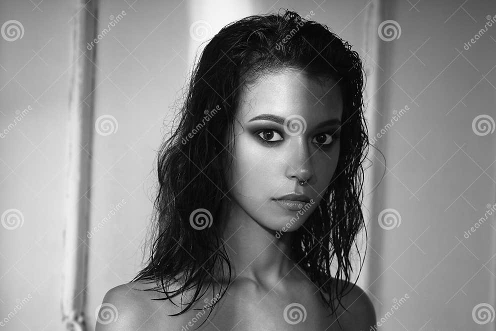 Schönheit Mit Dem Nassen Haar Im Hauptinnenraum Stockfoto Bild Von Brust Schön 196526874