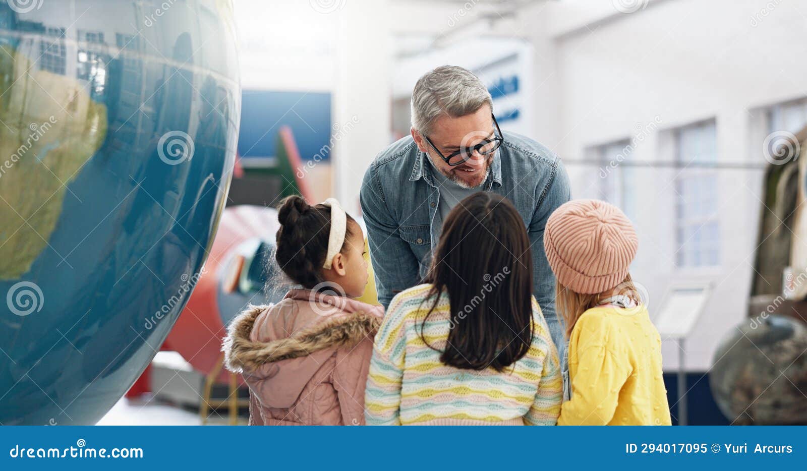 Science, Geography and Kids Learning about the Earth with a Teacher at ...