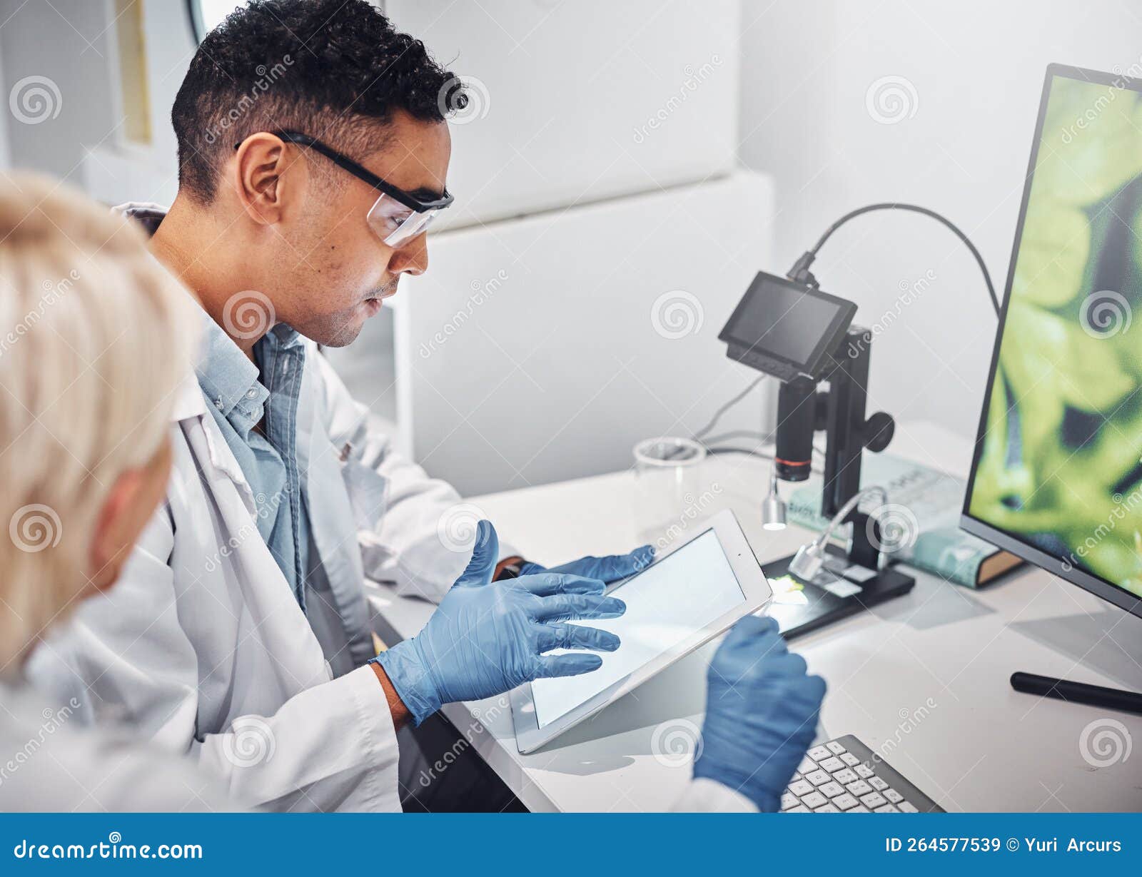 Science Team, Tablet and Analysis Study in Lab for Pharmaceutical ...