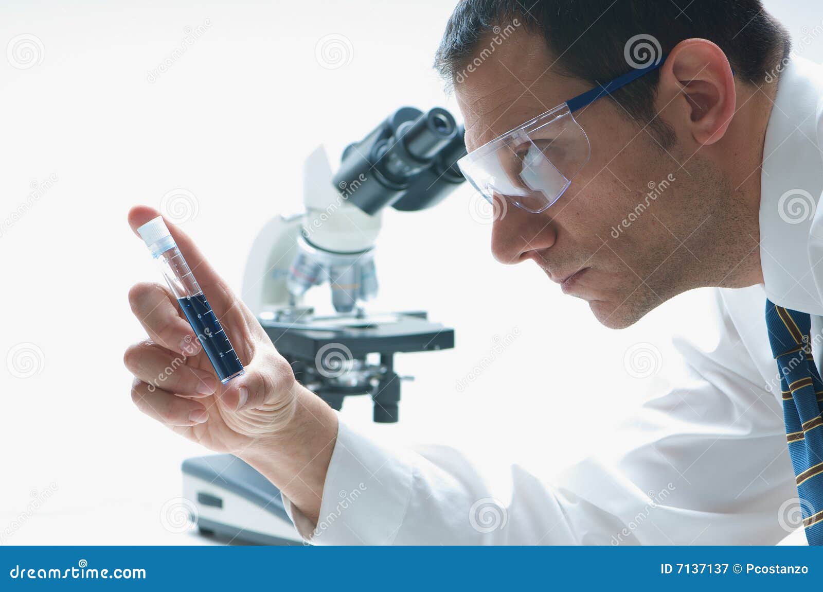 Scientifique image stock. Image of professionnel, médecine - 7137137