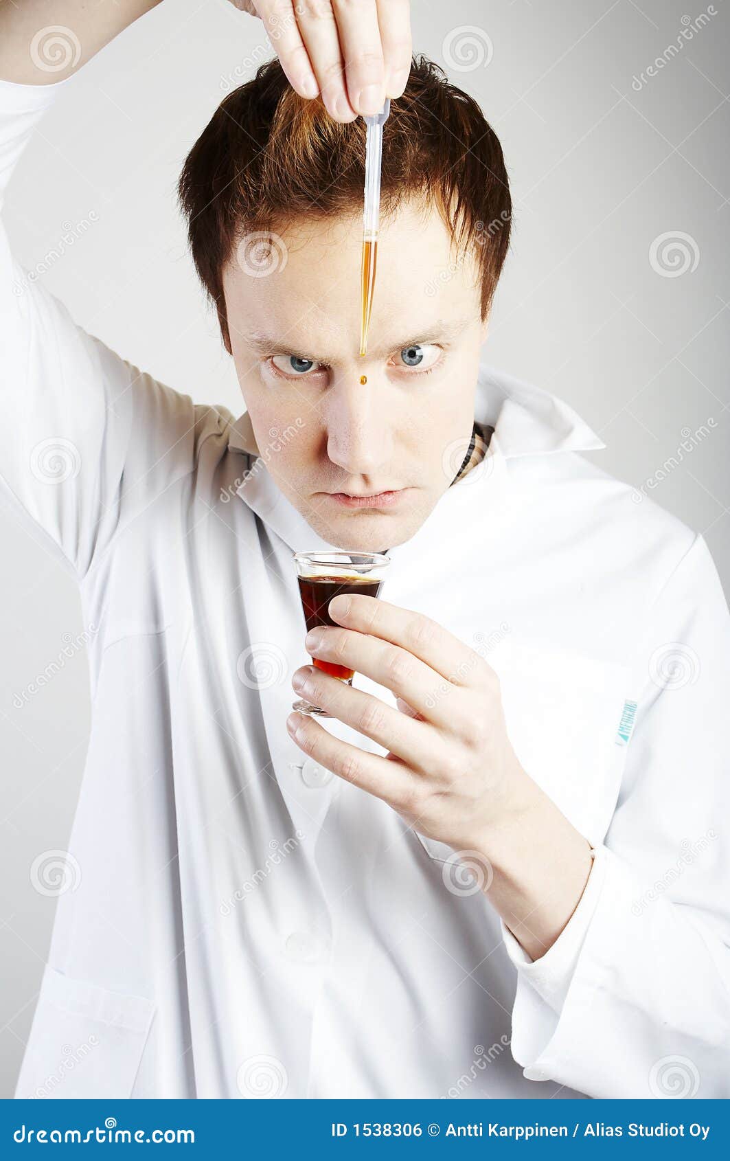 Scientifique fou photo stock. Image du baisse, pipette - 1538306