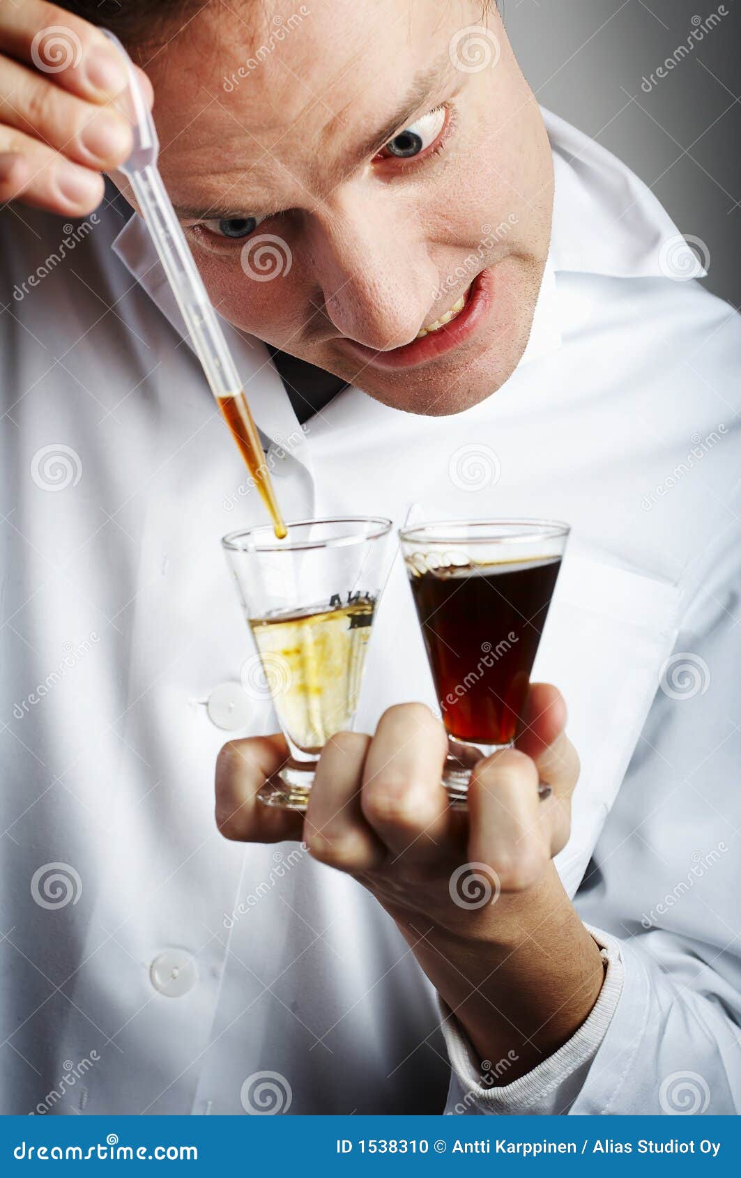 Scientifique fou photo stock. Image du rouge, alchimiste - 1538310